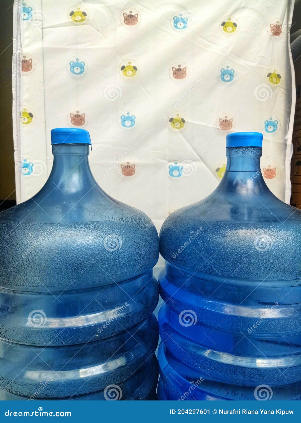 2 Litros de agua mineral imagen de archivo. Imagen de mineral - 204297601