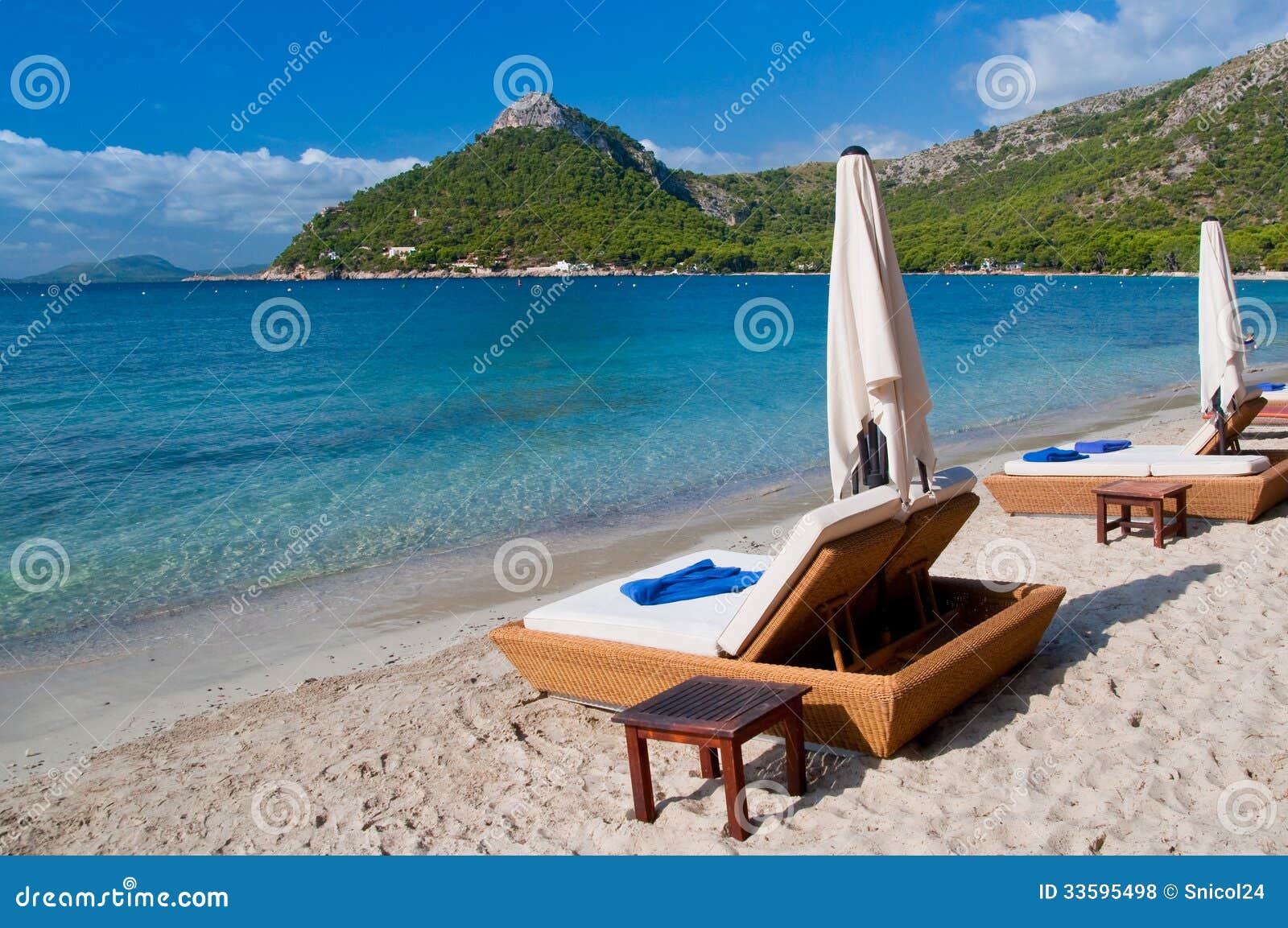 Lits Pliants De Luxe De Plage Photo stock - Image du vert, sunbeds ...
