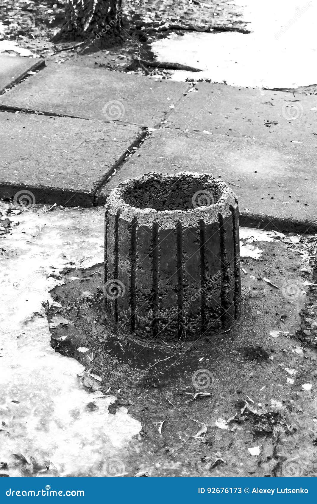 Litter bin. stock image. Image of outside, metal, park - 92676173