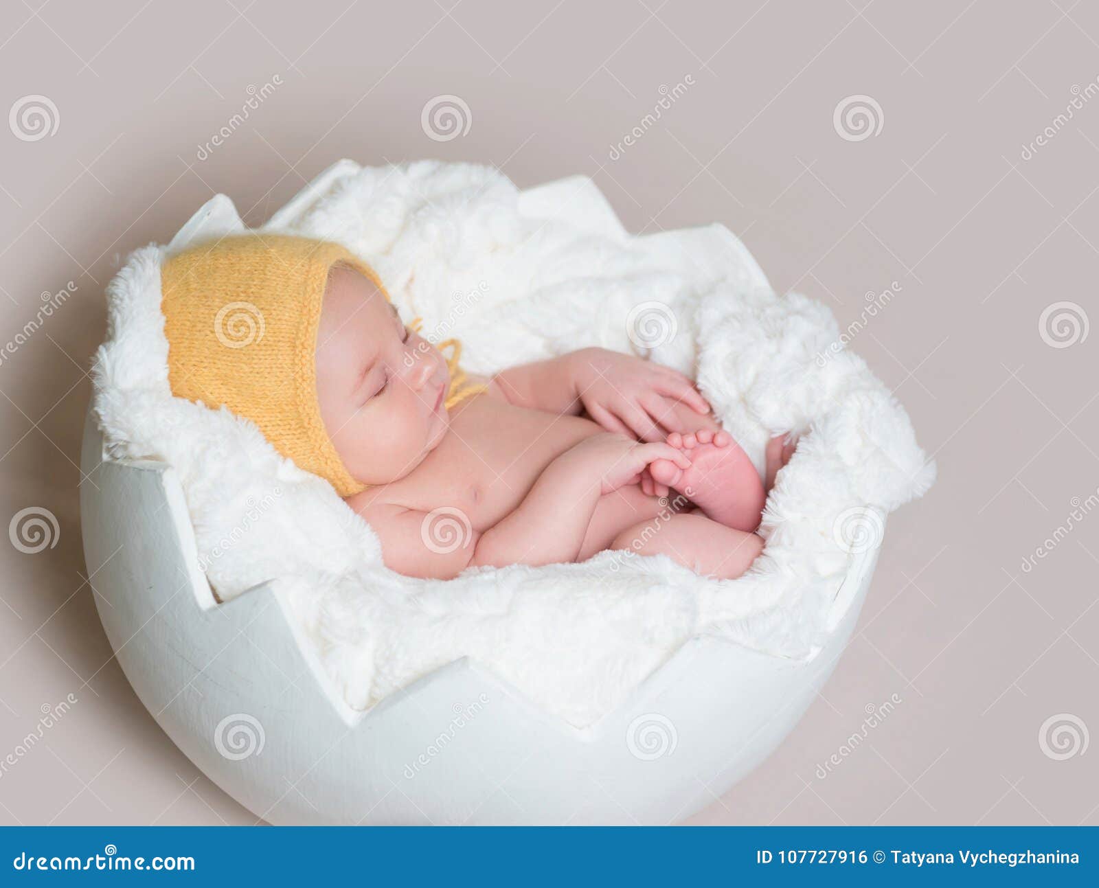 Little Baby Sleeping in Egg Stock Photo - Image of dream, lying: 107727916
