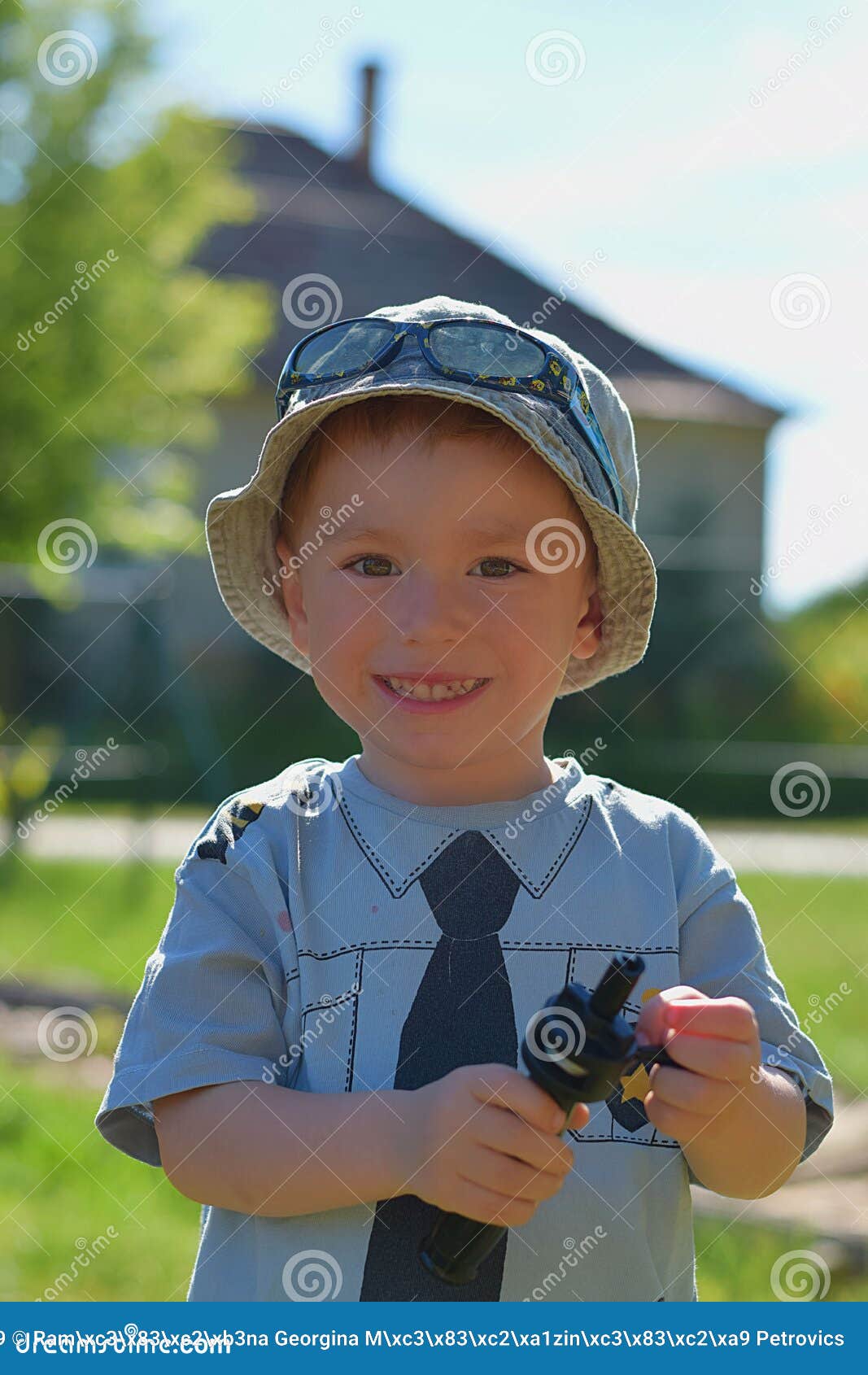 Little Boy imagen de archivo. Imagen de standing, smiling - 103598019