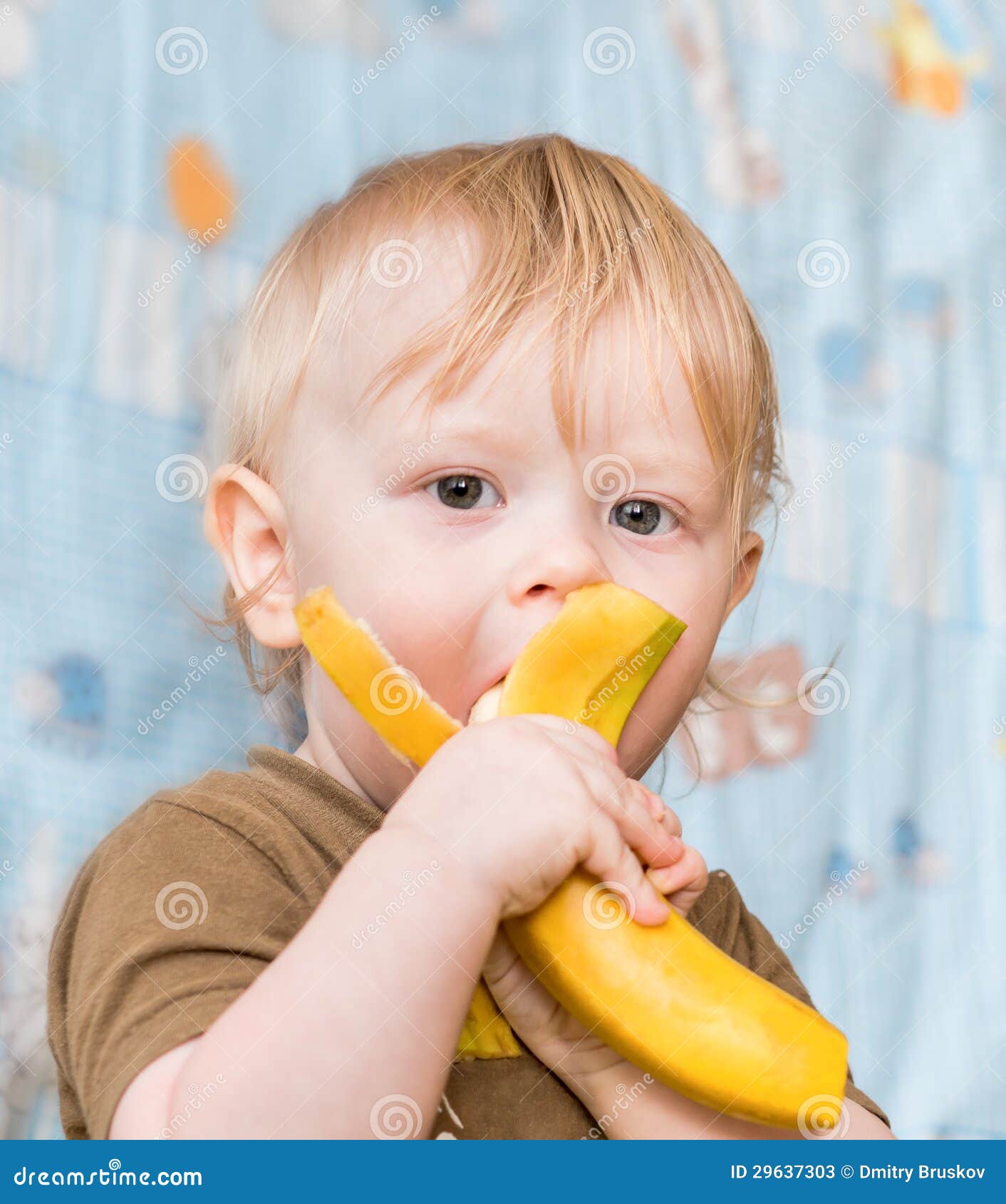 Little boy with banana stock image. Image of meadow, health - 29637303