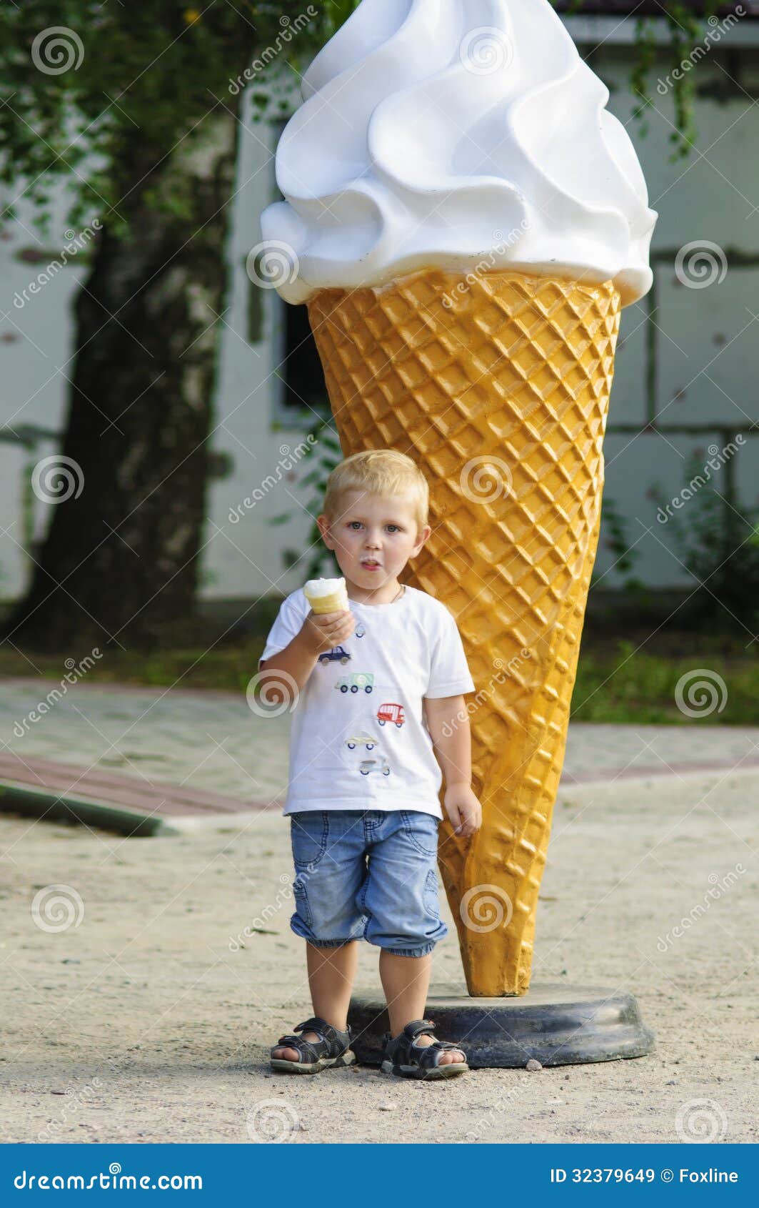 Little Boy Eating Ice Cream Stock Image - Image of cream, childhood ...