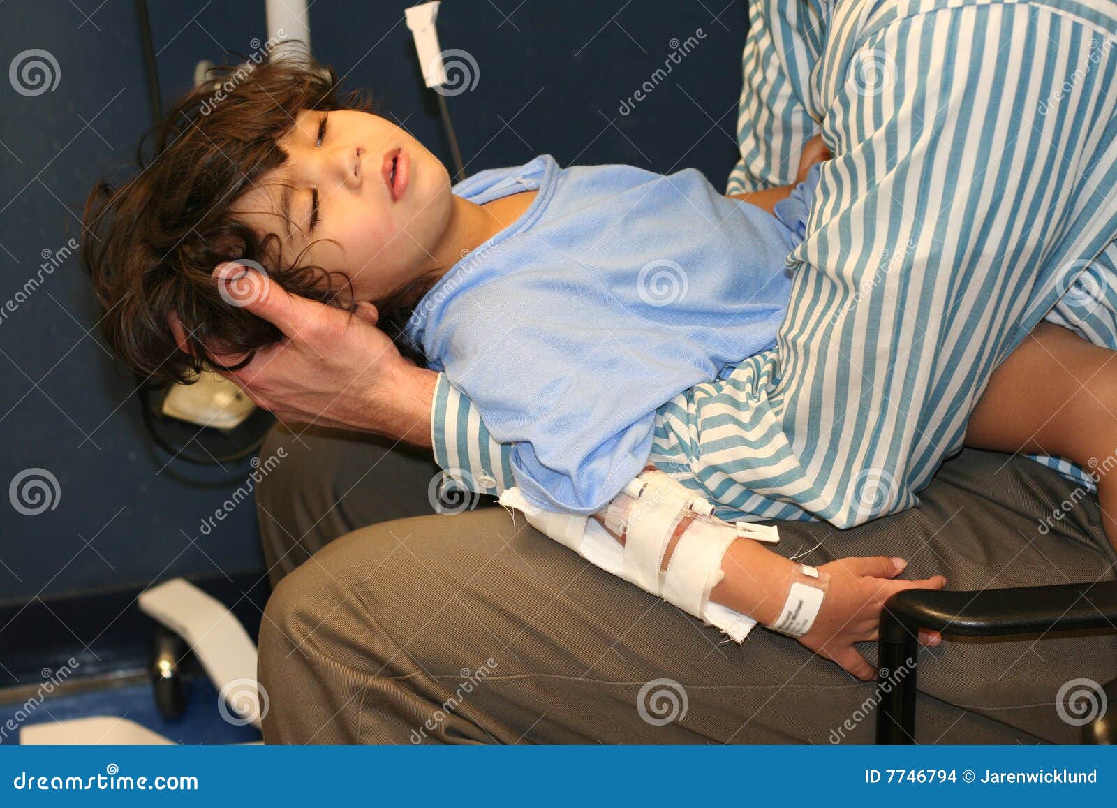 Little Boy in Emergency Room Stock Photo - Image of gown, father: 7746794
