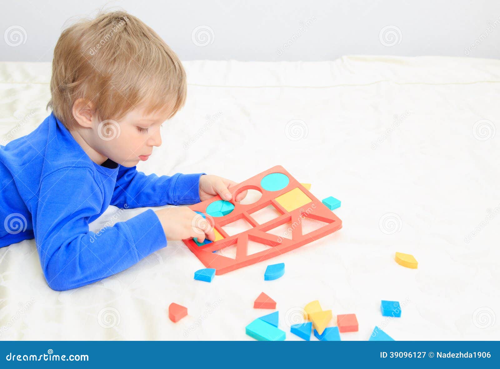Little boy learning shapes stock image. Image of interested - 39096127