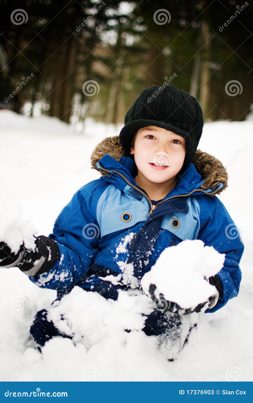 Little Boy Playing in the Snow Stock Image - Image of snow, child: 17376903