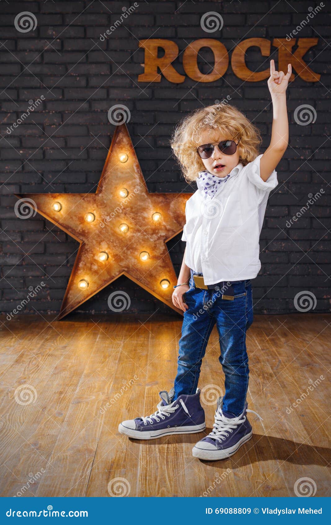 Little Boy-Rockstar, Der Das Rock-and-Rollzeichen Gibt Stockbild - Bild ...
