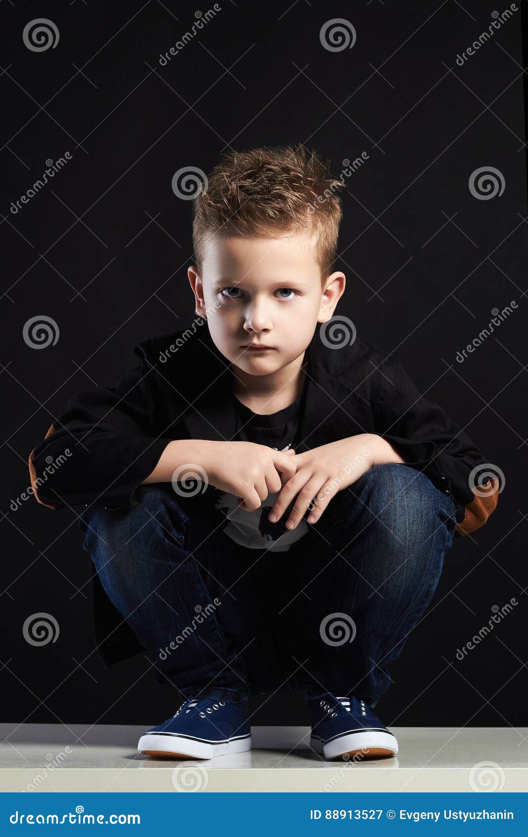 Little Boy Stilvolles Kind Kinder Stockbild - Bild von baumuster, mode ...