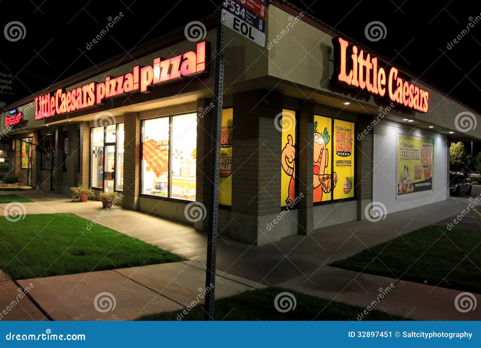 Little Caesars Pizza at Night Editorial Photo - Image of business, curb ...