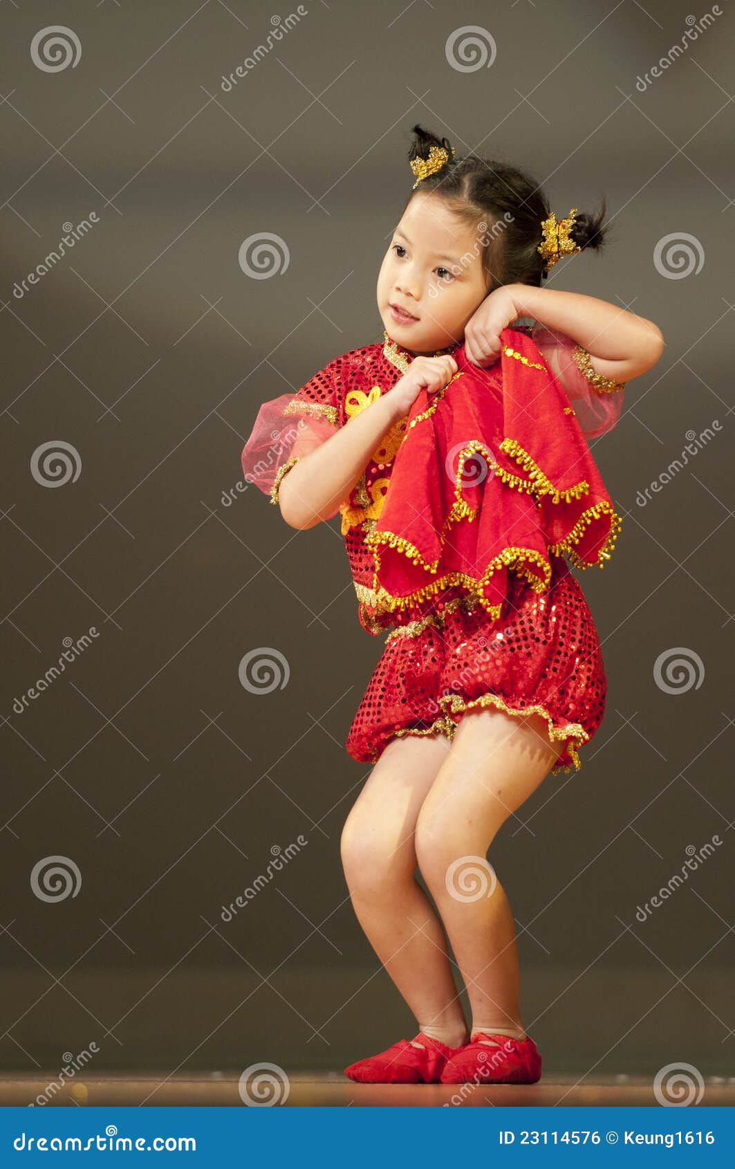 Little chinese dancer editorial photo. Image of child - 23114576