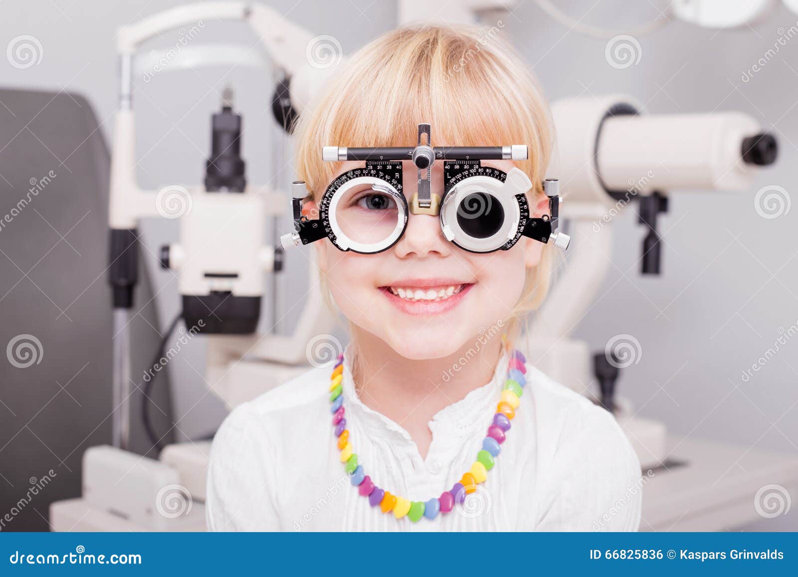 Little Girl Checking Her Vision Stock Photo - Image of looking, cornea ...