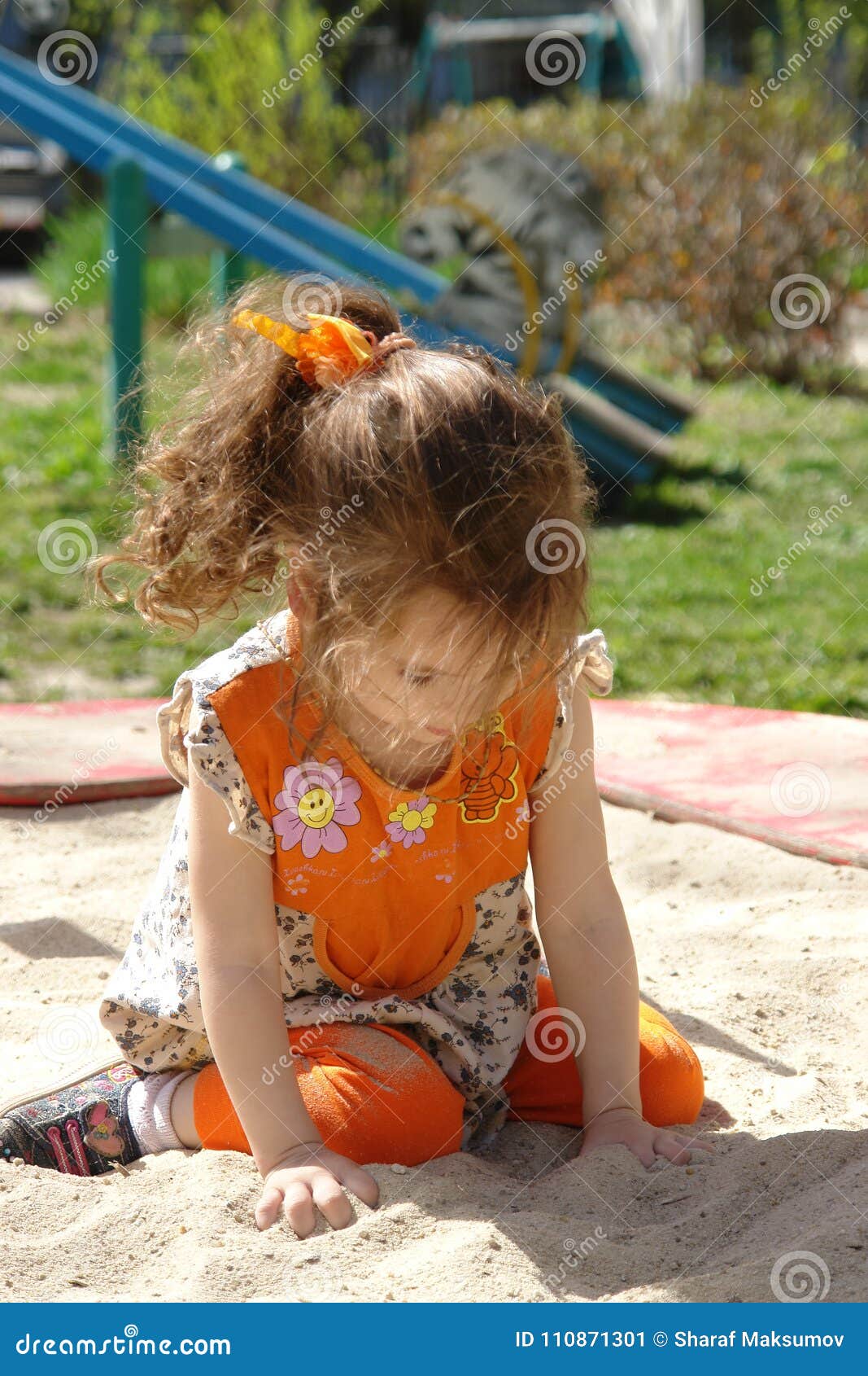 Little Girl Play in Sandbox Stock Image - Image of spring, busy: 110871301