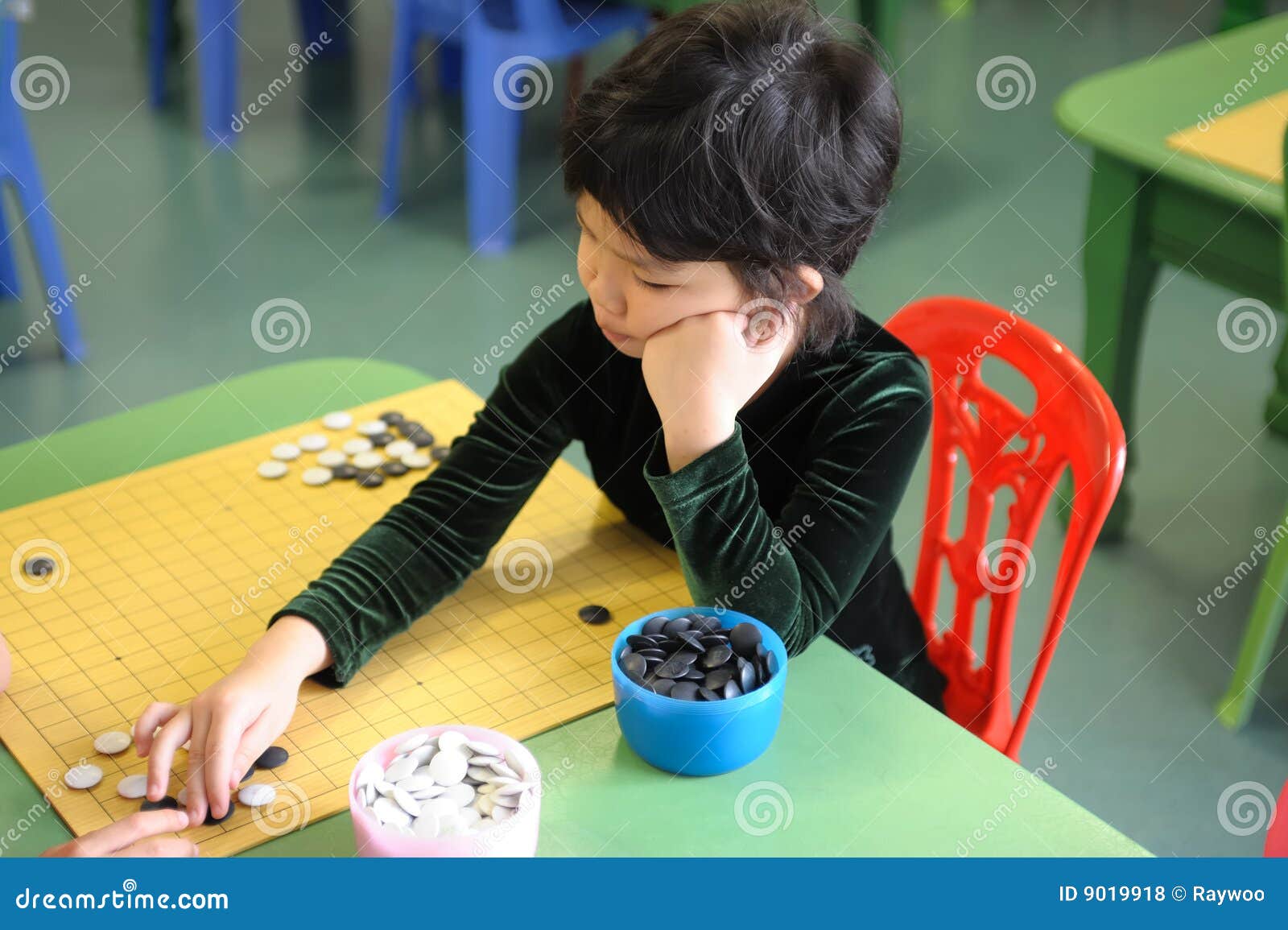 Little Girl Playing Go Game Stock Photo - Image of asia, stone: 9019918