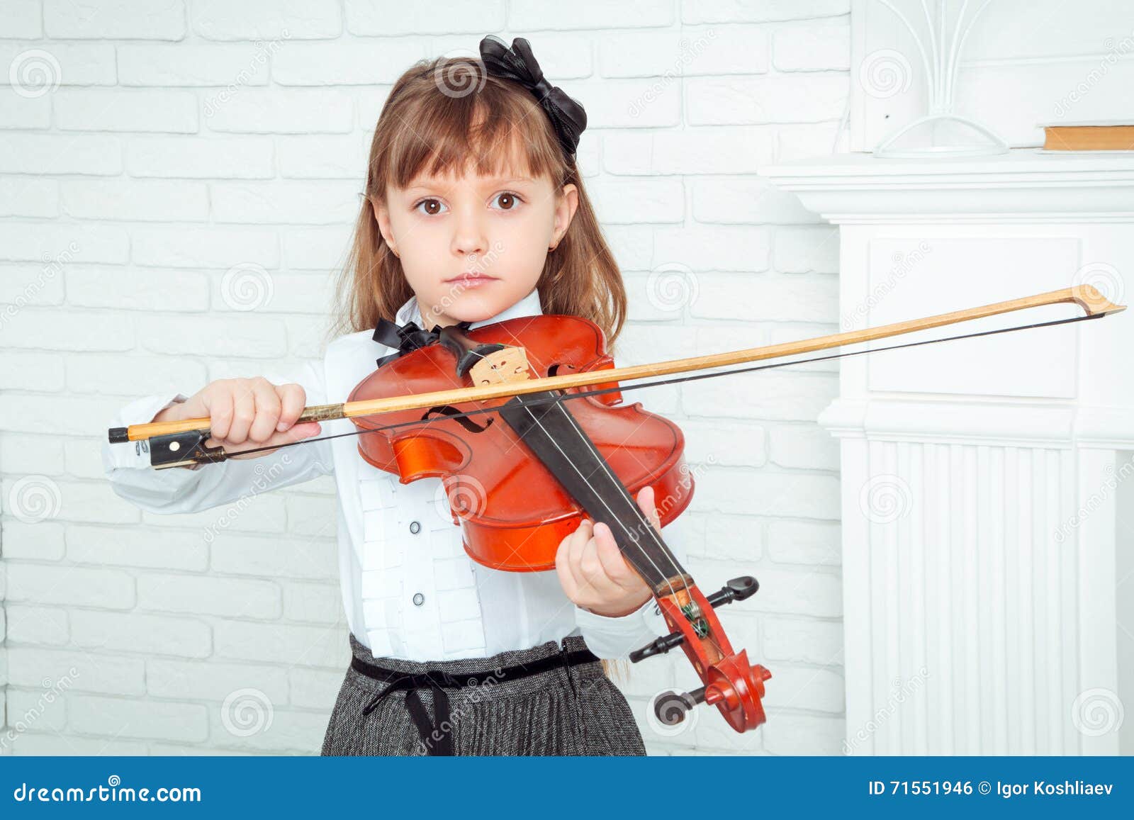 Little Girl Playing the Violin Stock Photo - Image of musician, serious ...