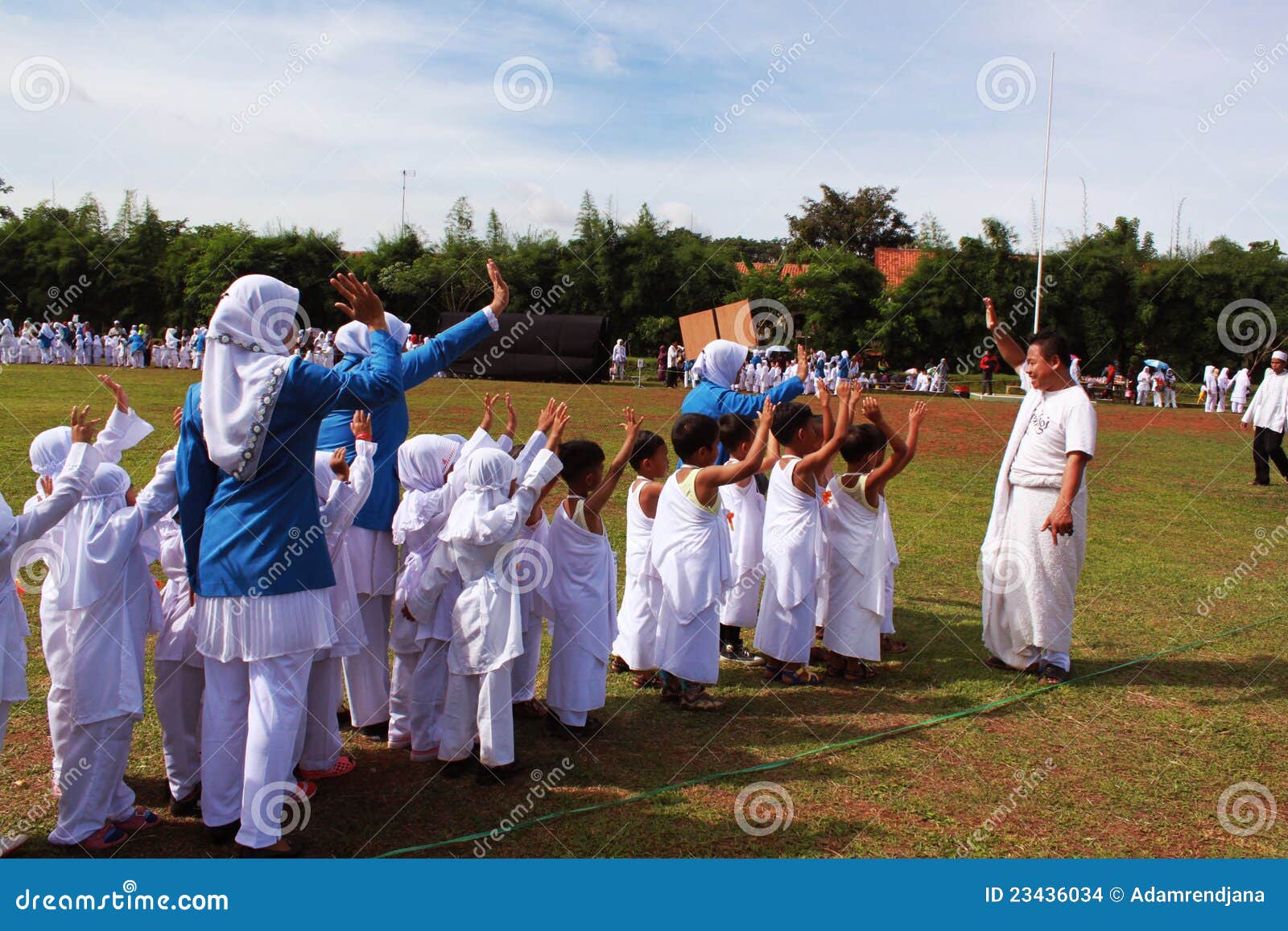 Little Hajj - Raise Your Hands Editorial Stock Image - Image of jilbab ...