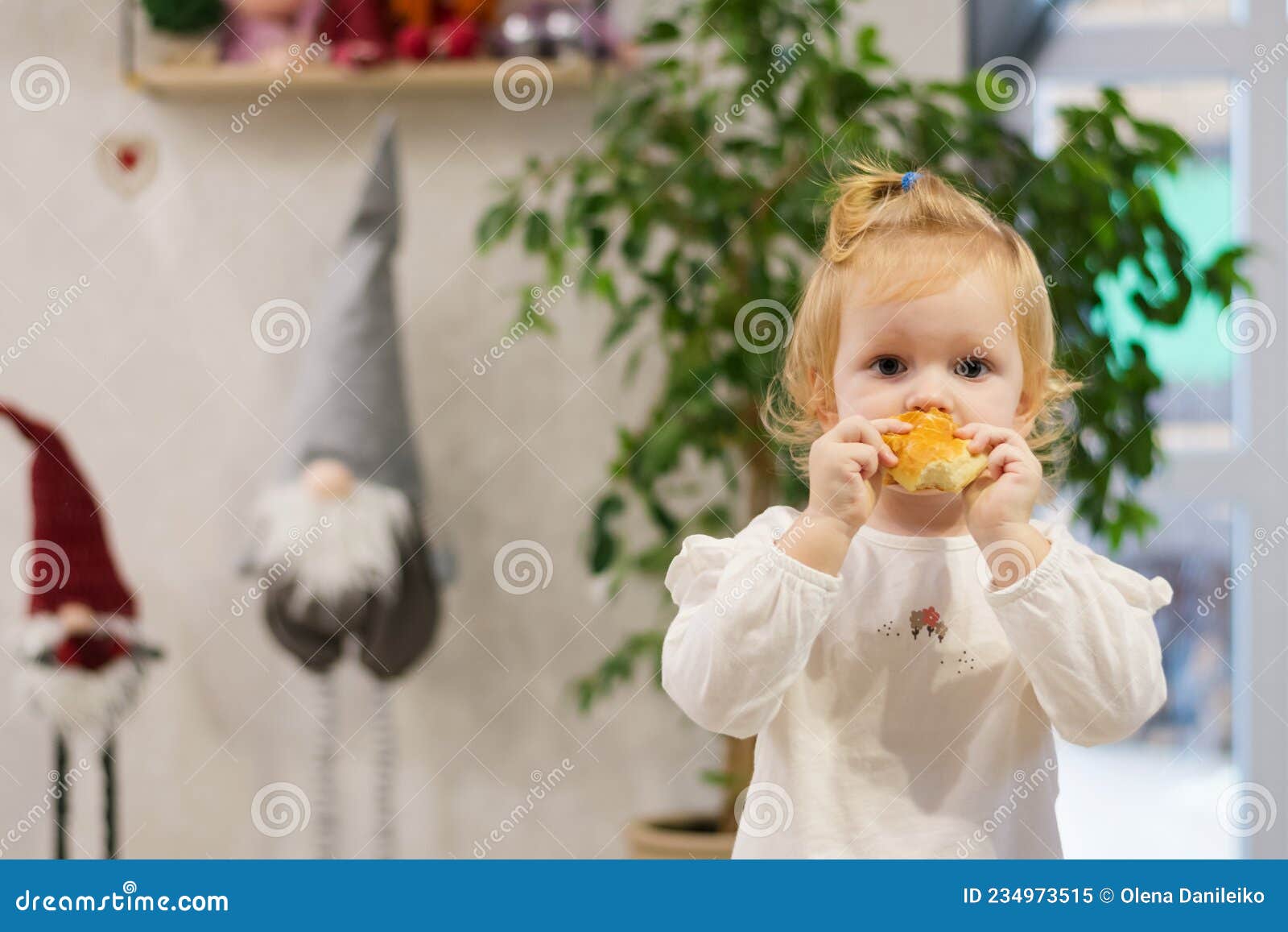 Little Kid Eating a Pie at Home Stock Image - Image of meal, breakfast ...