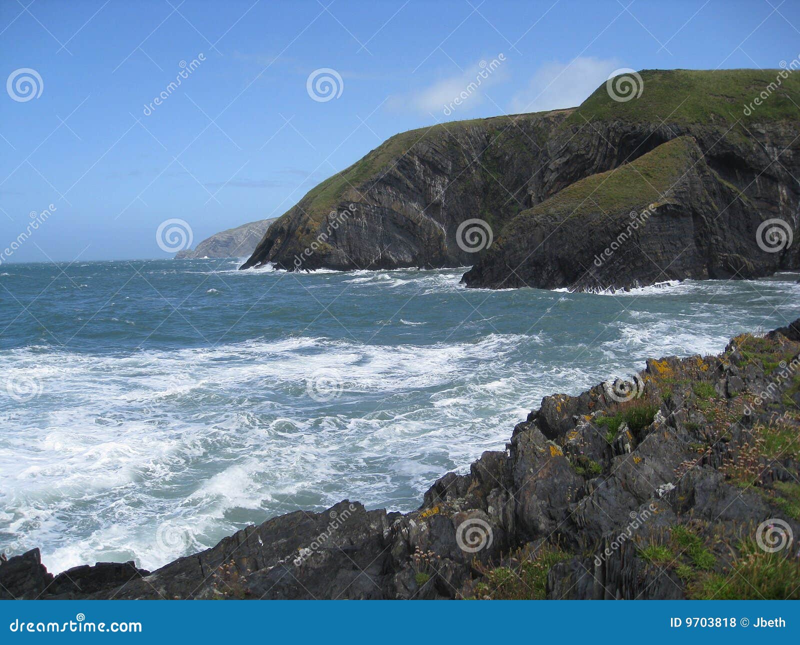 Littoral rocheux photo stock. Image du roches, océan, paisible - 9703818