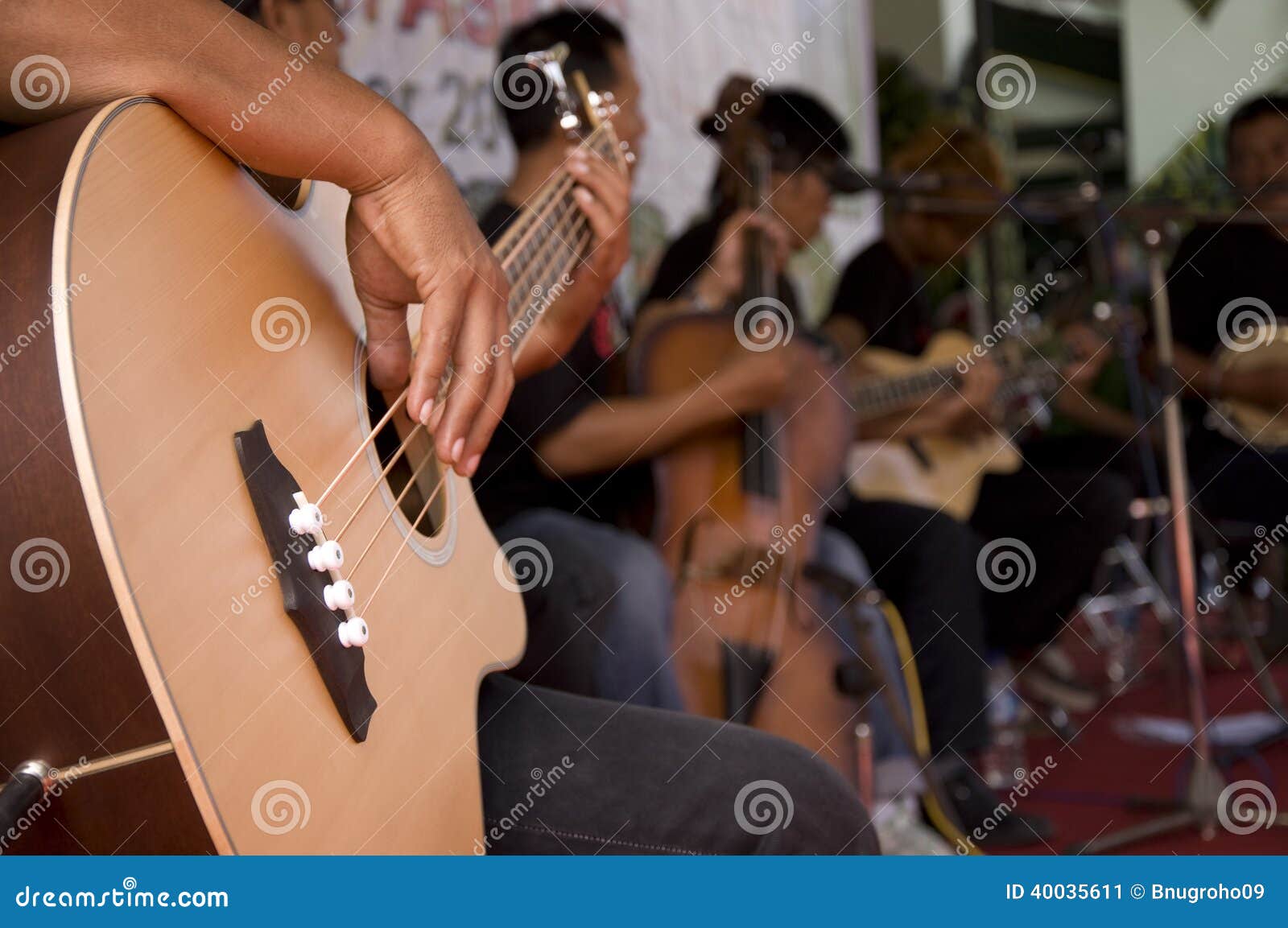 Live Music editorial photo. Image of celo, band, guitar - 40035611