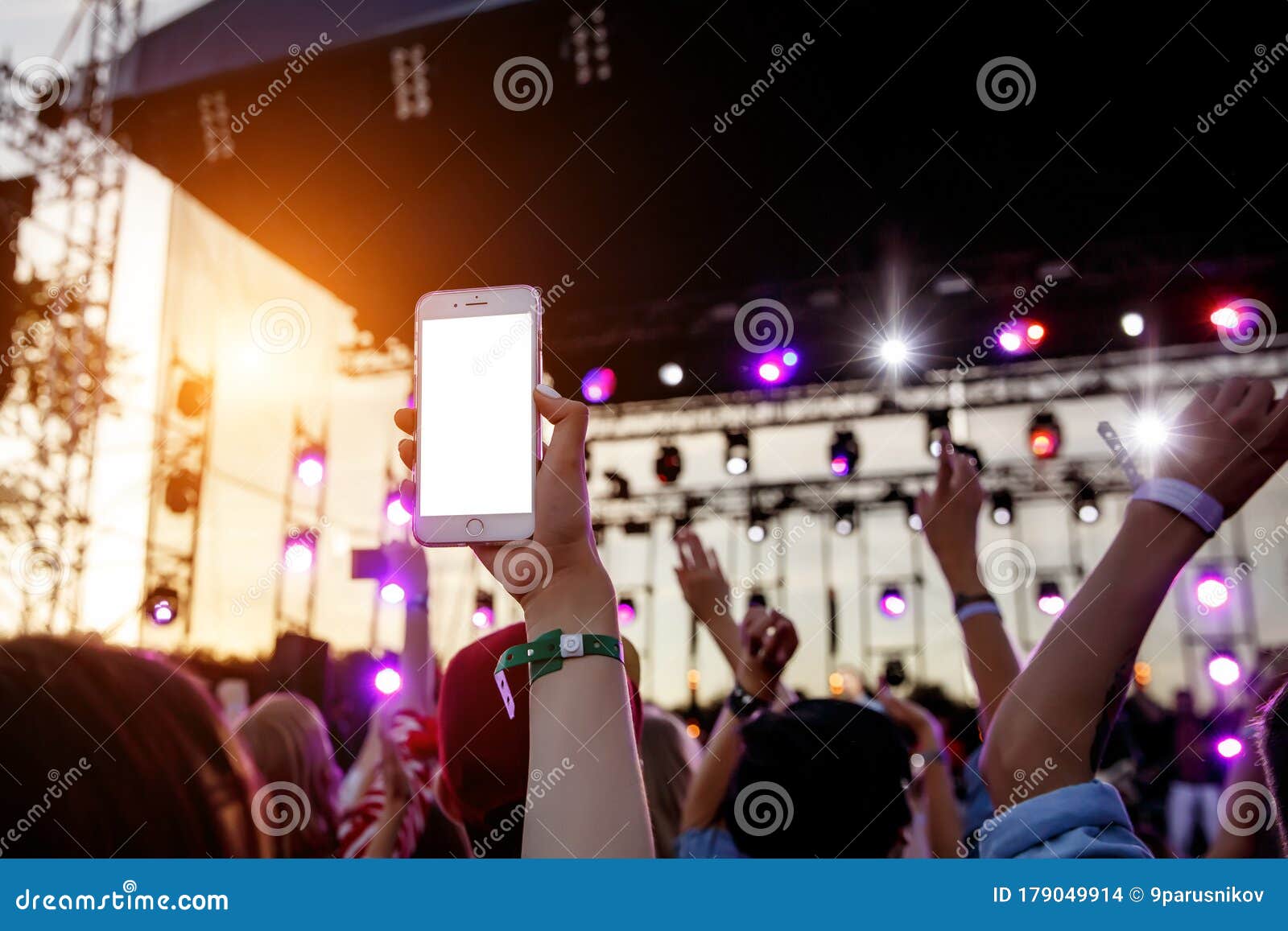 Live Stream for Social Networks at a Concert. Using a Smartphone Camera ...