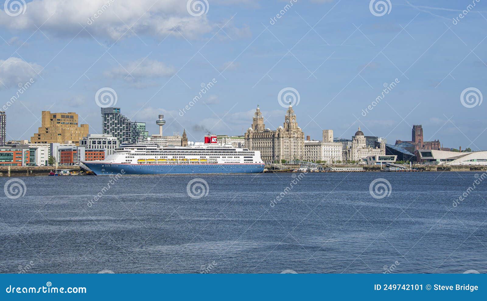 Liverpool WaterFront on the River Mersey Stock Image - Image of ...