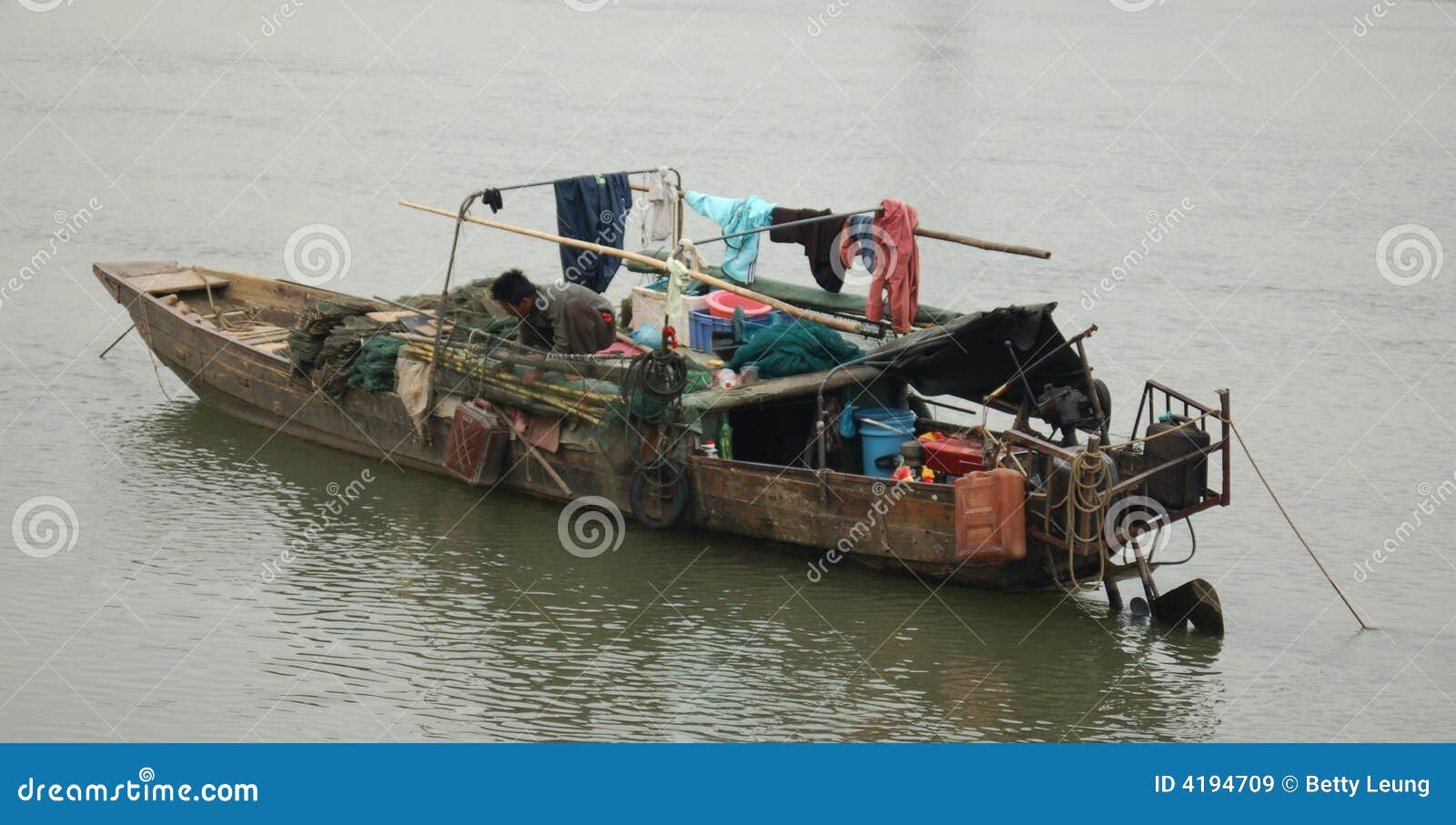 Living on a Sampan stock image. Image of fisherman, anchor - 4194709