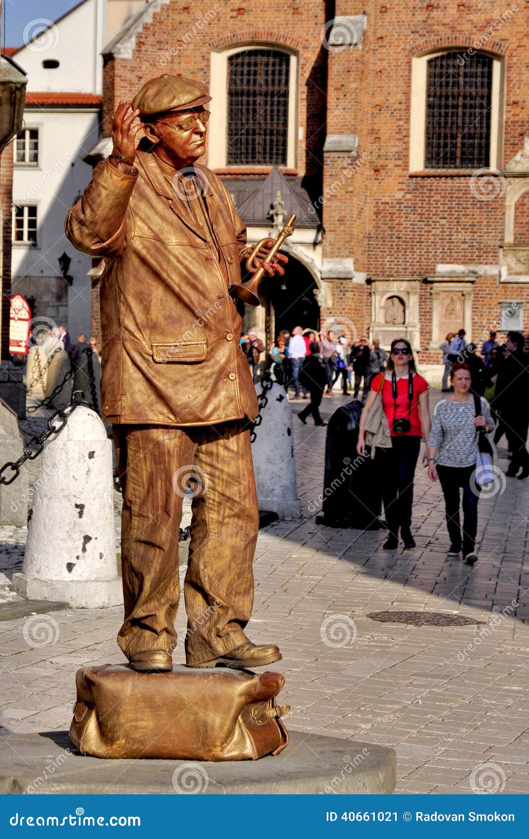 A living statue in Krakow editorial photo. Image of people - 40661021