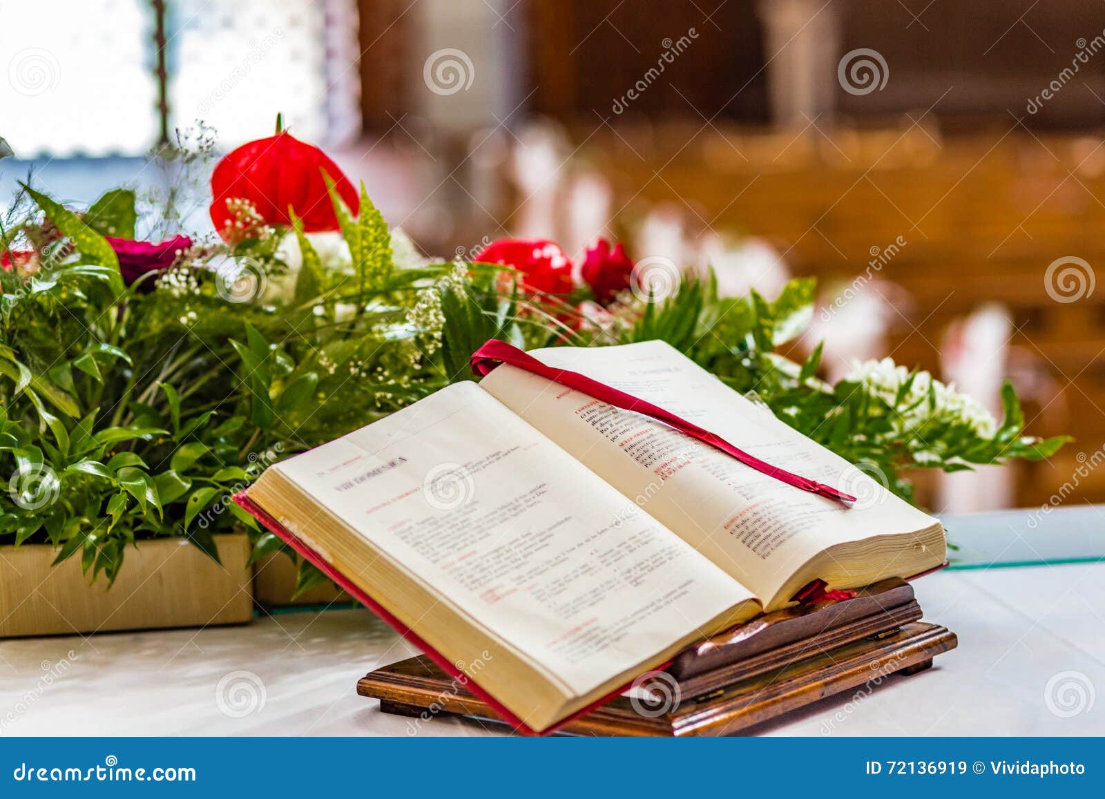 Livre d'évangile image stock. Image du chrétien, evangile - 72136919