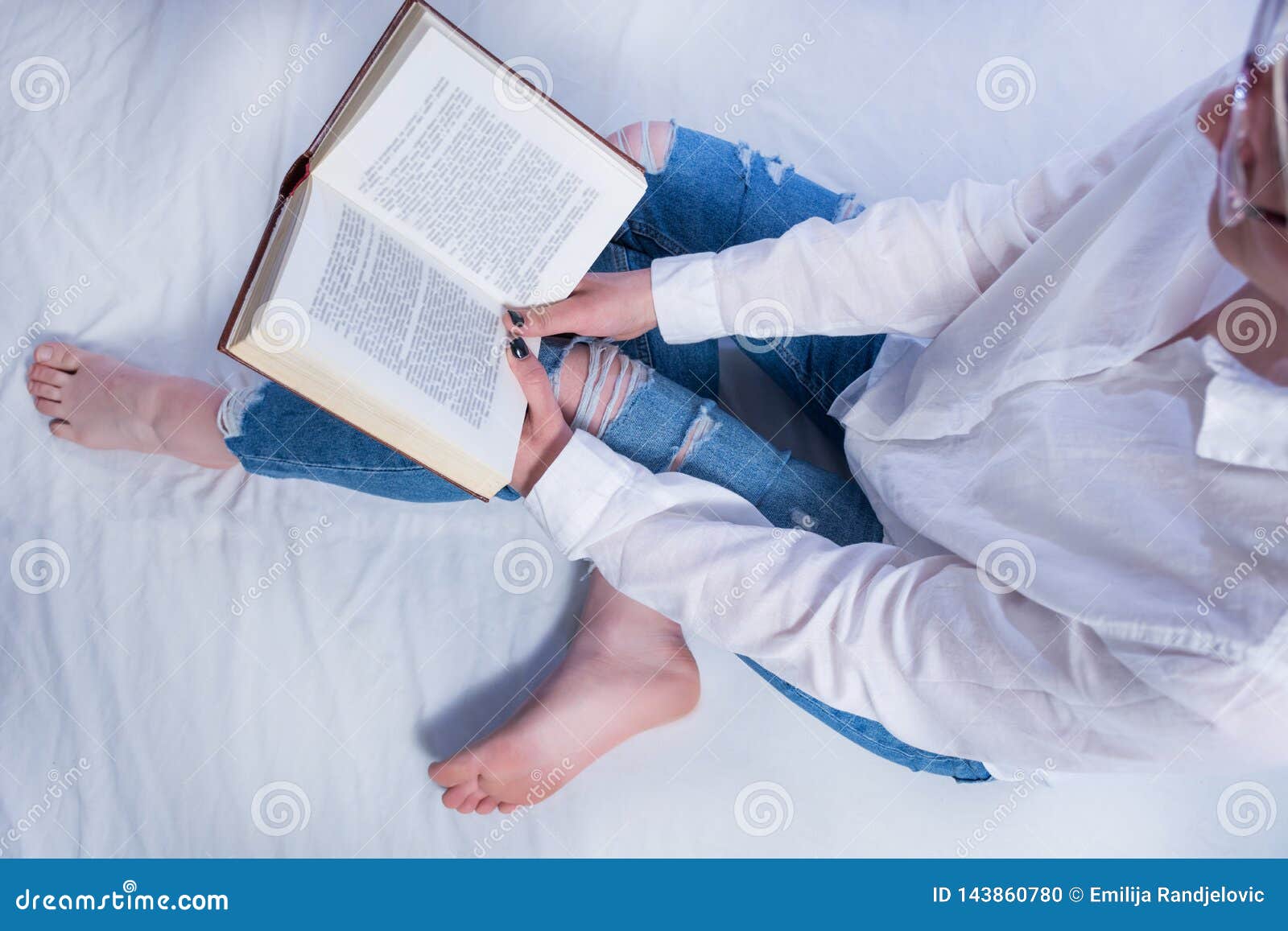 Livre De Lecture De Fille Détudiant Dans Le Livre Confortable De Lit