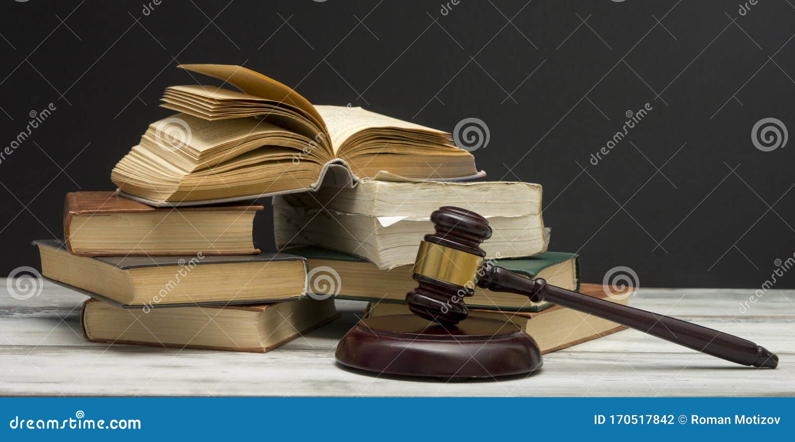 Livre De Loi Ouvert Au Concept De Loi Avec Un Marteau En Bois De Juges
