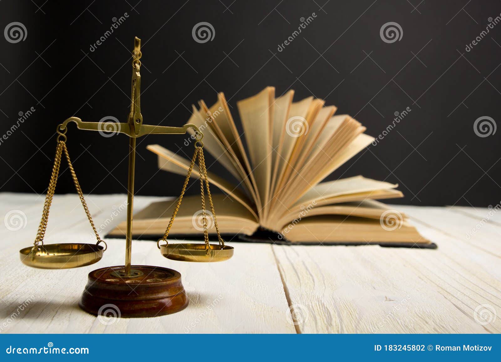 Livre De Loi Ouvert Au Concept De Loi Avec Un Marteau En Bois De Juges