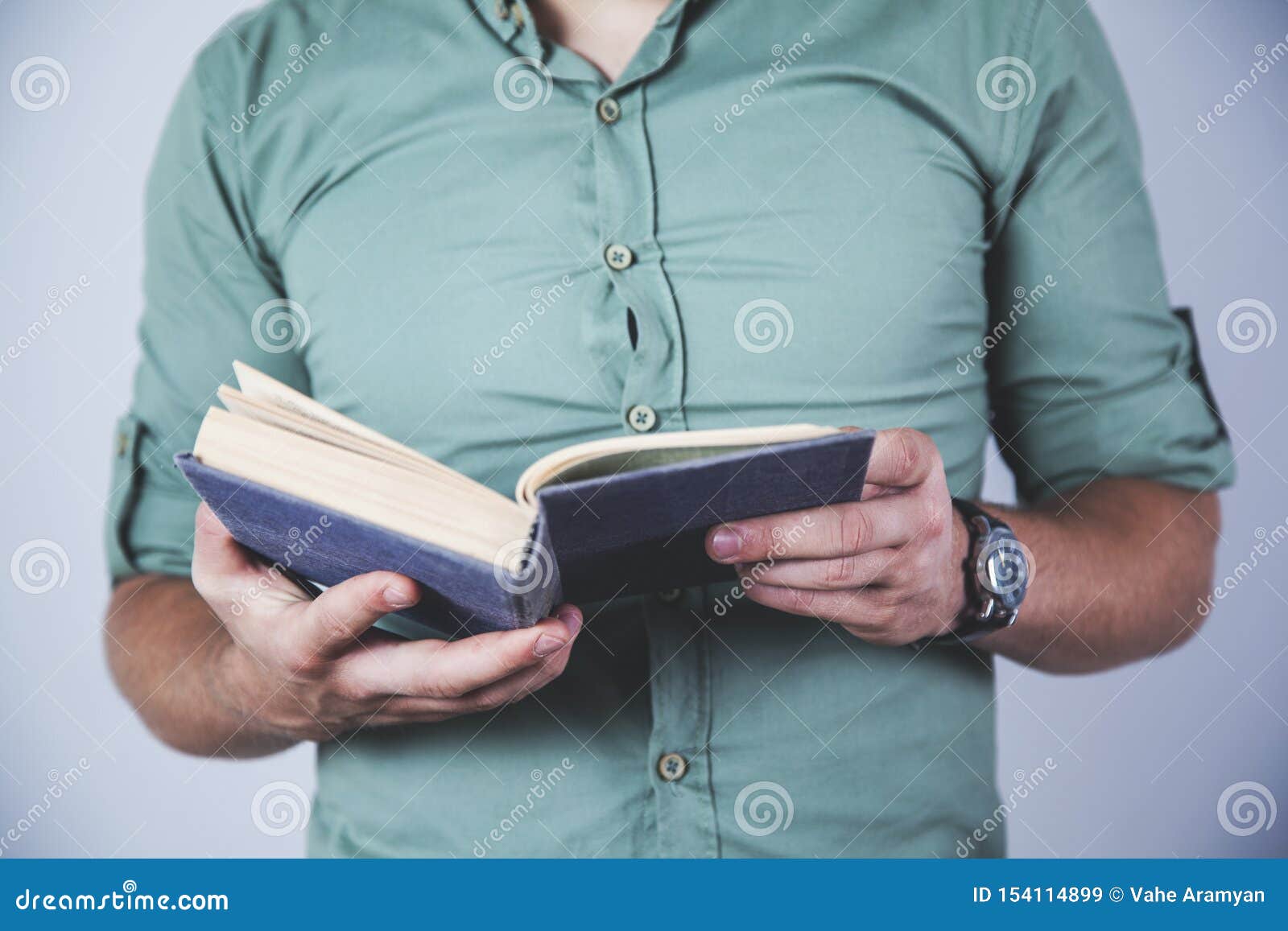 Livre de main d'homme image stock. Image du vieux, livre - 154114899