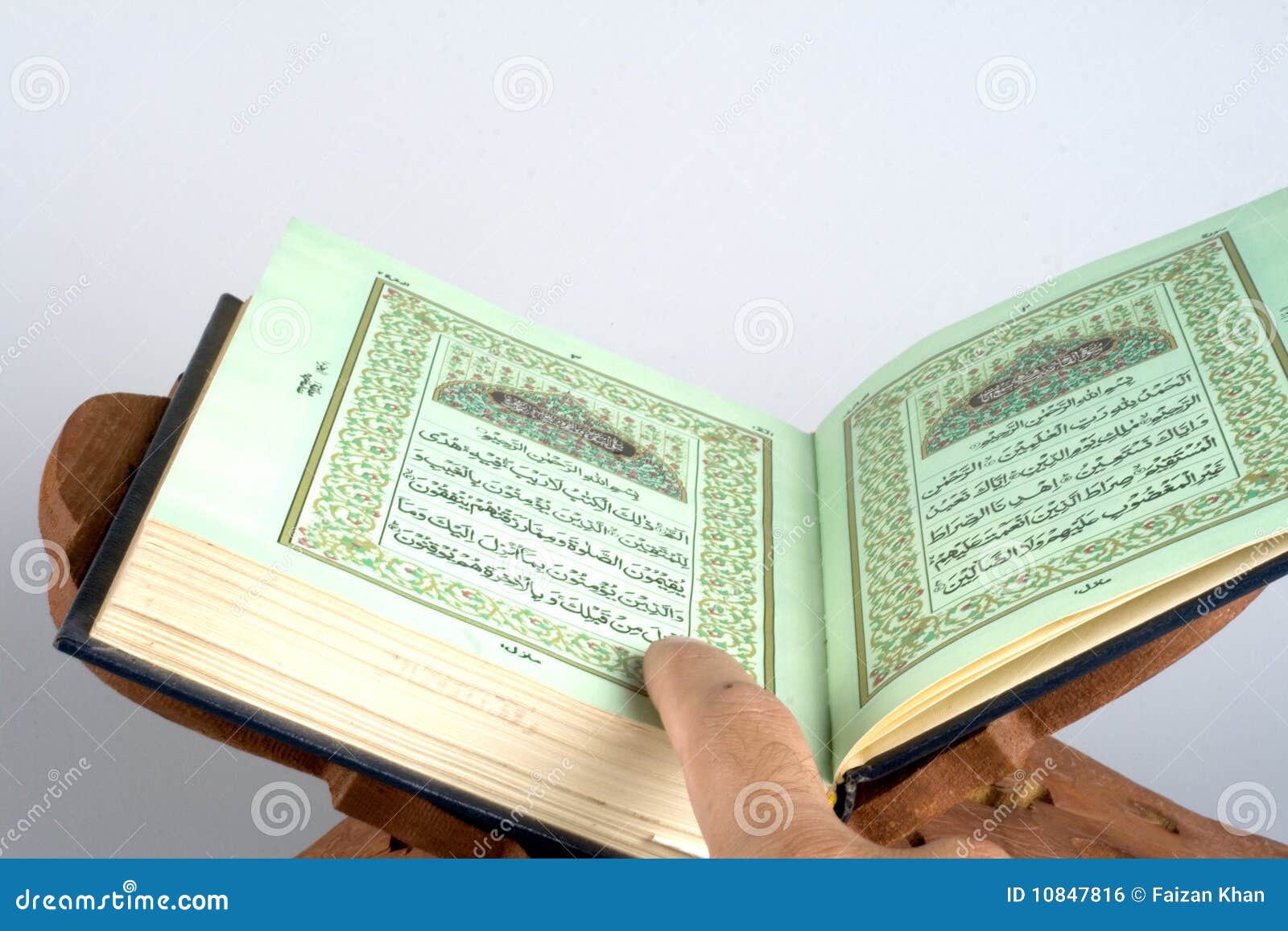 Livre Islamique Saint Coran Ouvert Photo stock - Image du page, ouvert ...