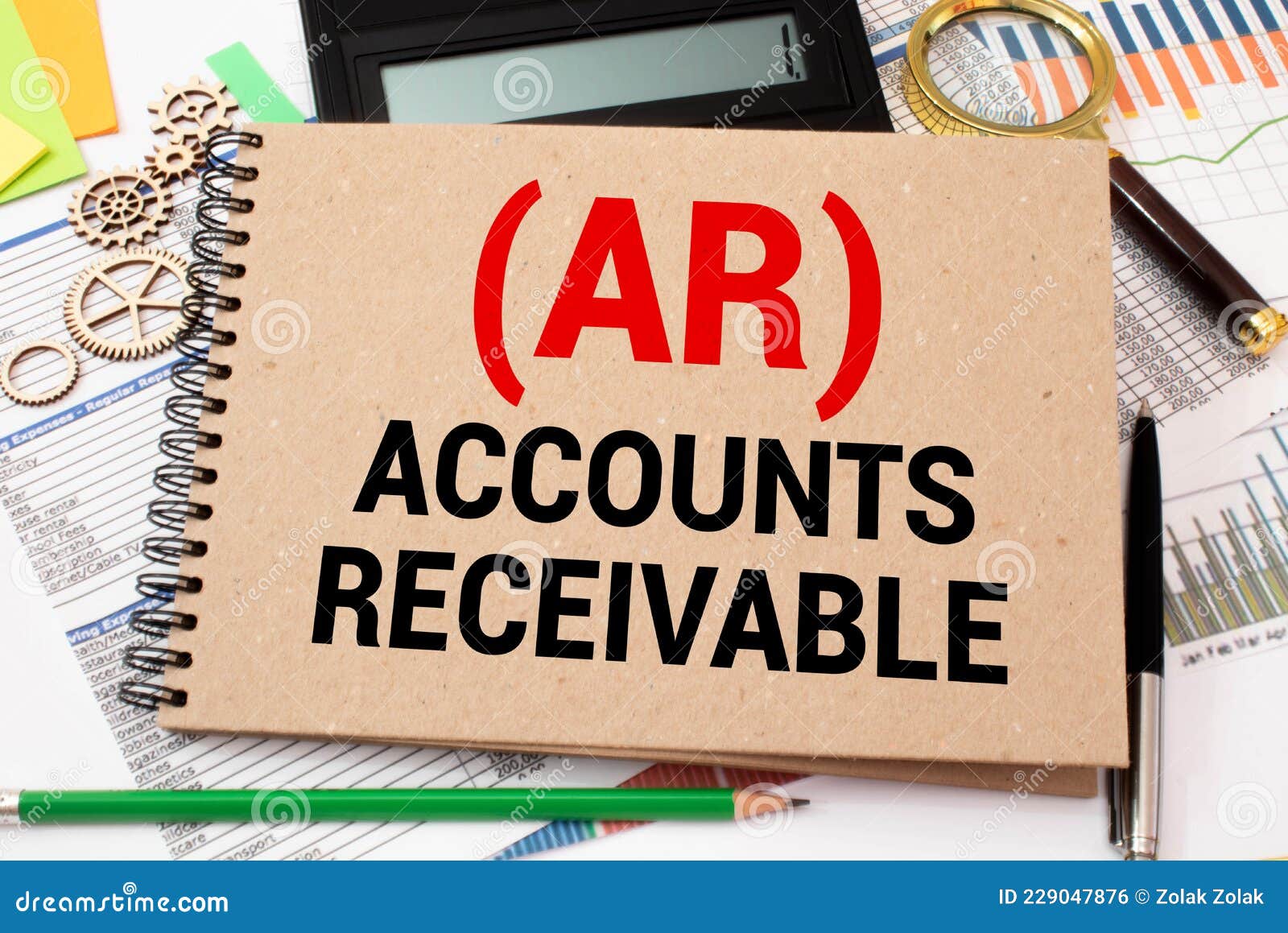 Livre Ouvert Avec Chiffres Et Papier Avec Mots Comptes Clients Photo ...