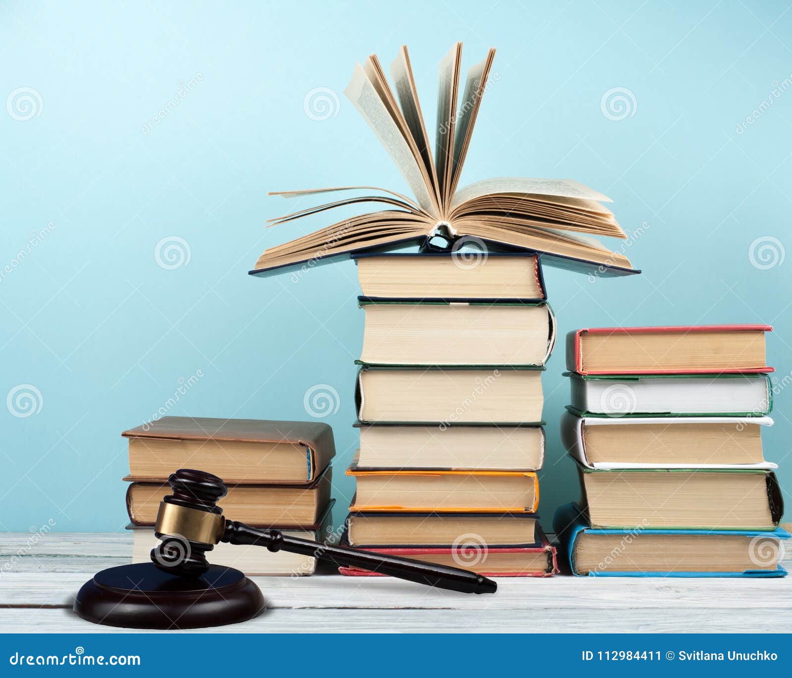 Livre Ouvert De Concept De Loi Avec Le Marteau En Bois De Juges Sur La