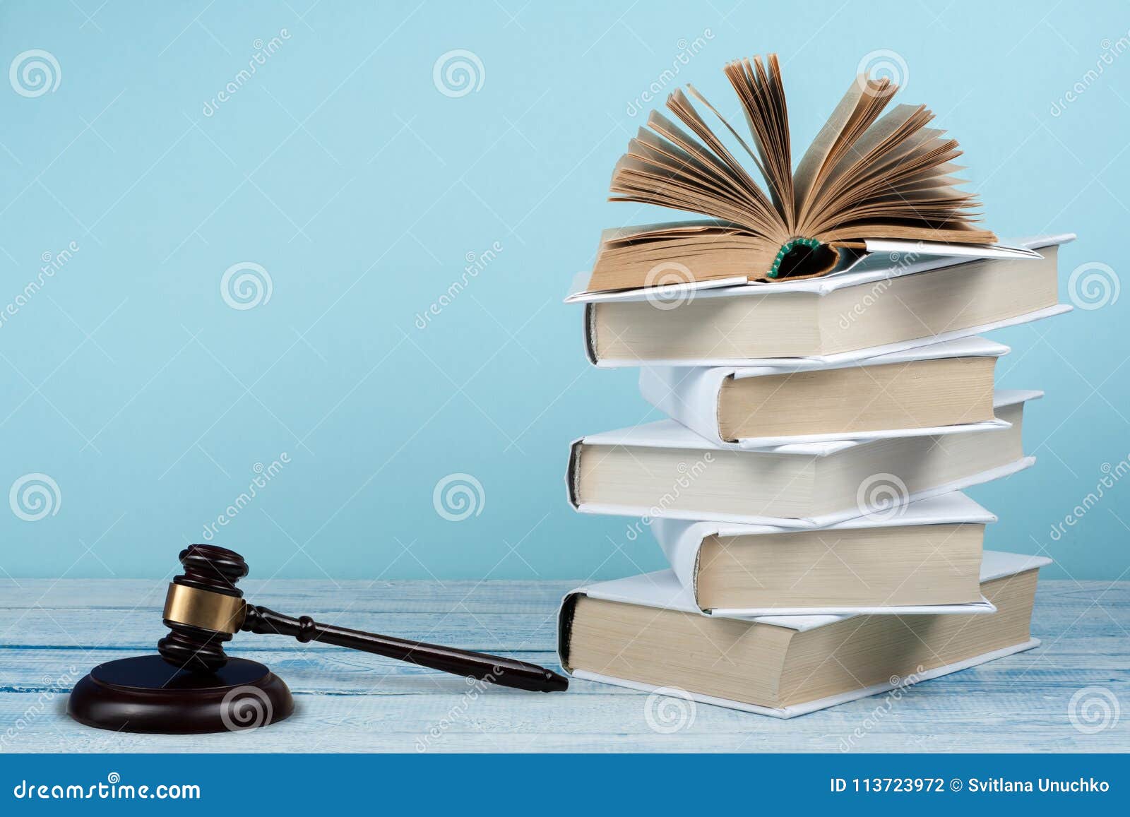 Livre Ouvert De Concept De Loi Avec Le Marteau En Bois De Juges Sur La