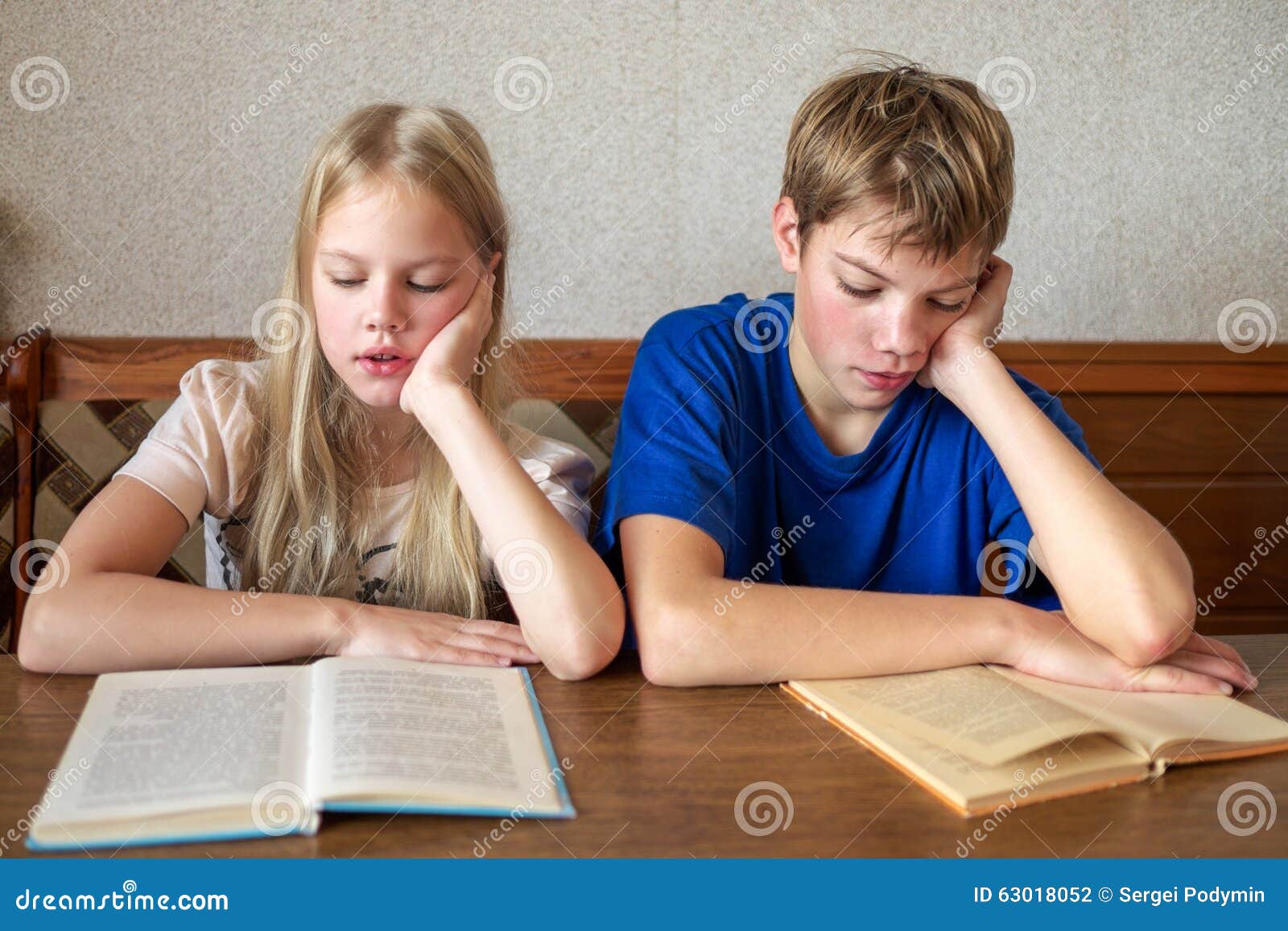 Livres De Lecture D'enfants I Photo stock - Image du paire, frère: 63018052