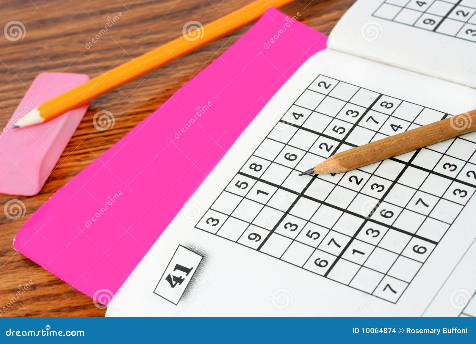 Livro do enigma na tabela foto de stock. Imagem de desafio - 10064874