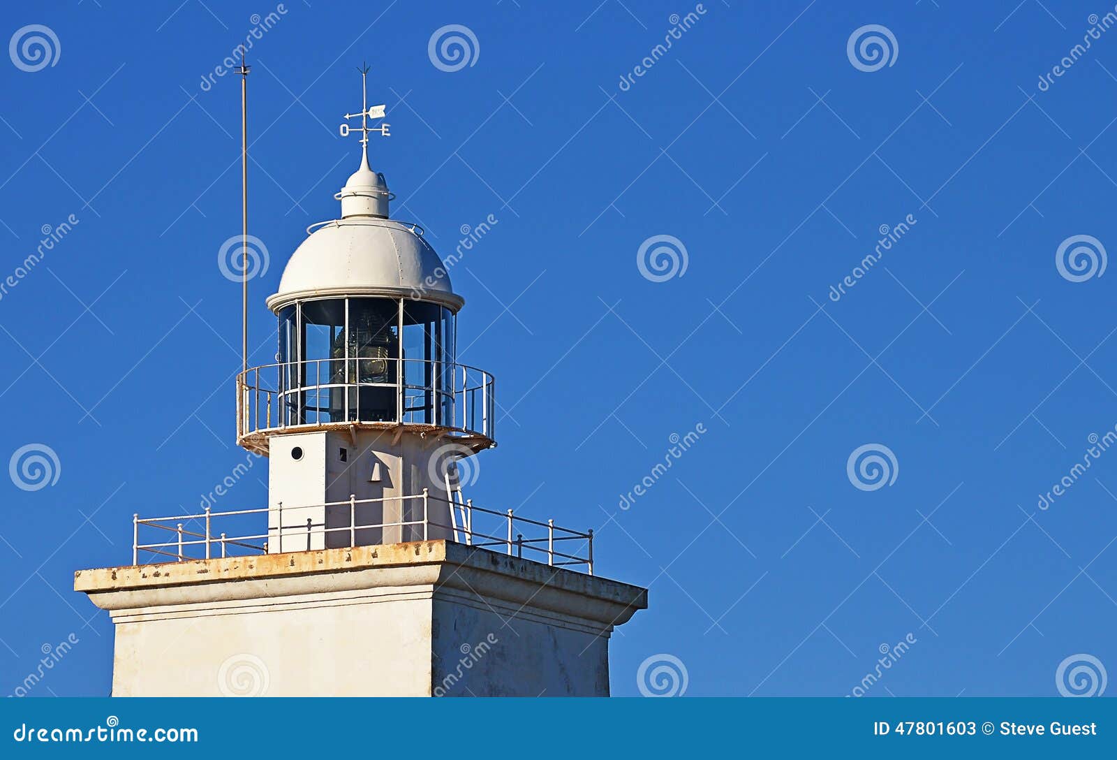 Ljuset i en fyr fotografering för bildbyråer. Bild av sikt - 47801603