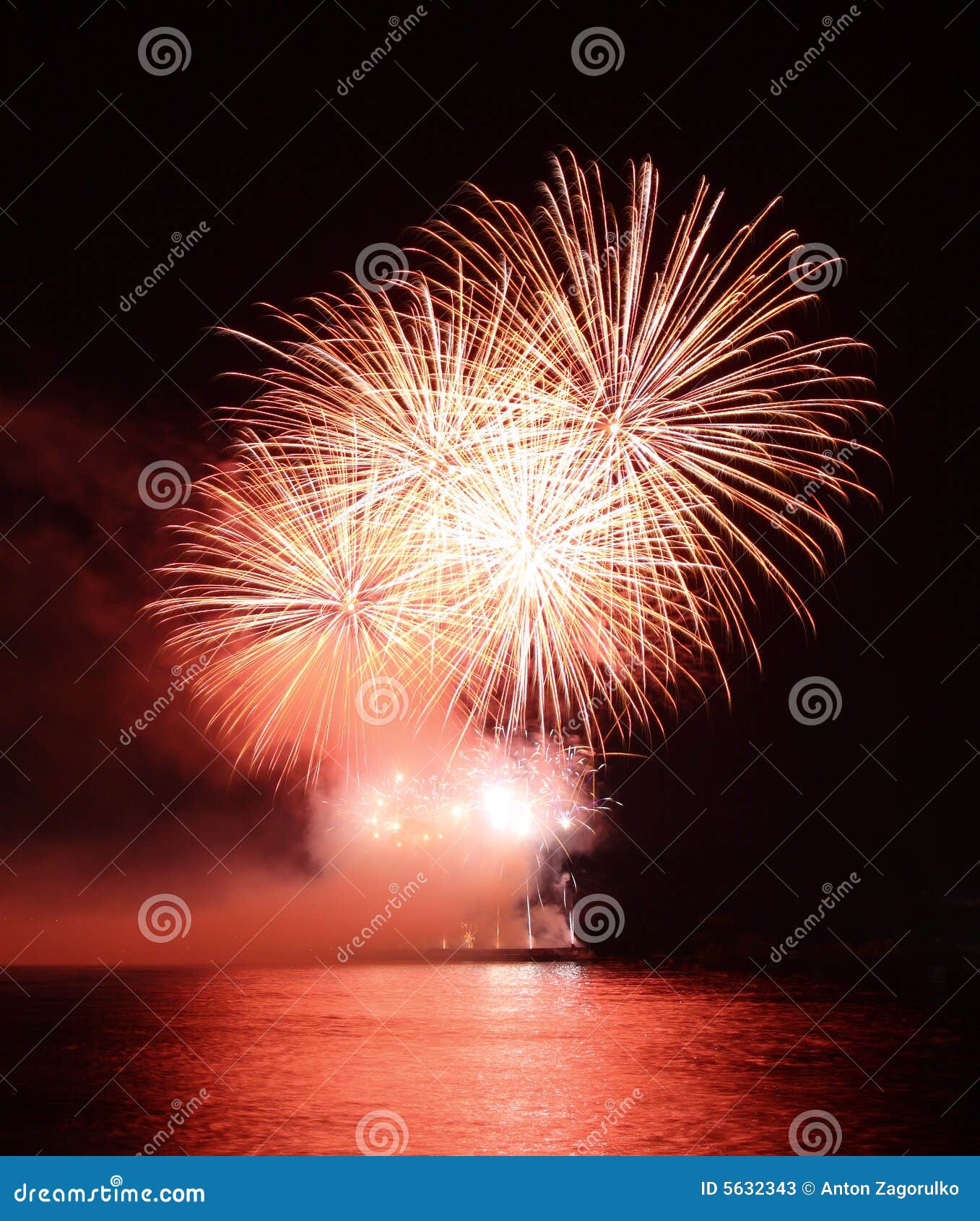 Ljust fyrverkeri fotografering för bildbyråer. Bild av gnista - 5632343