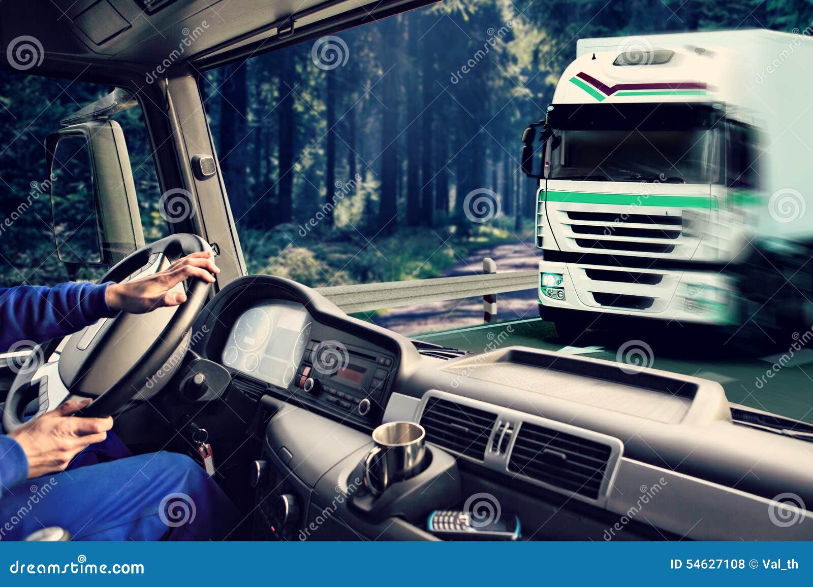 LKW-Cockpit stockfoto. Bild von verkehr, wald, fahrzeug - 54627108