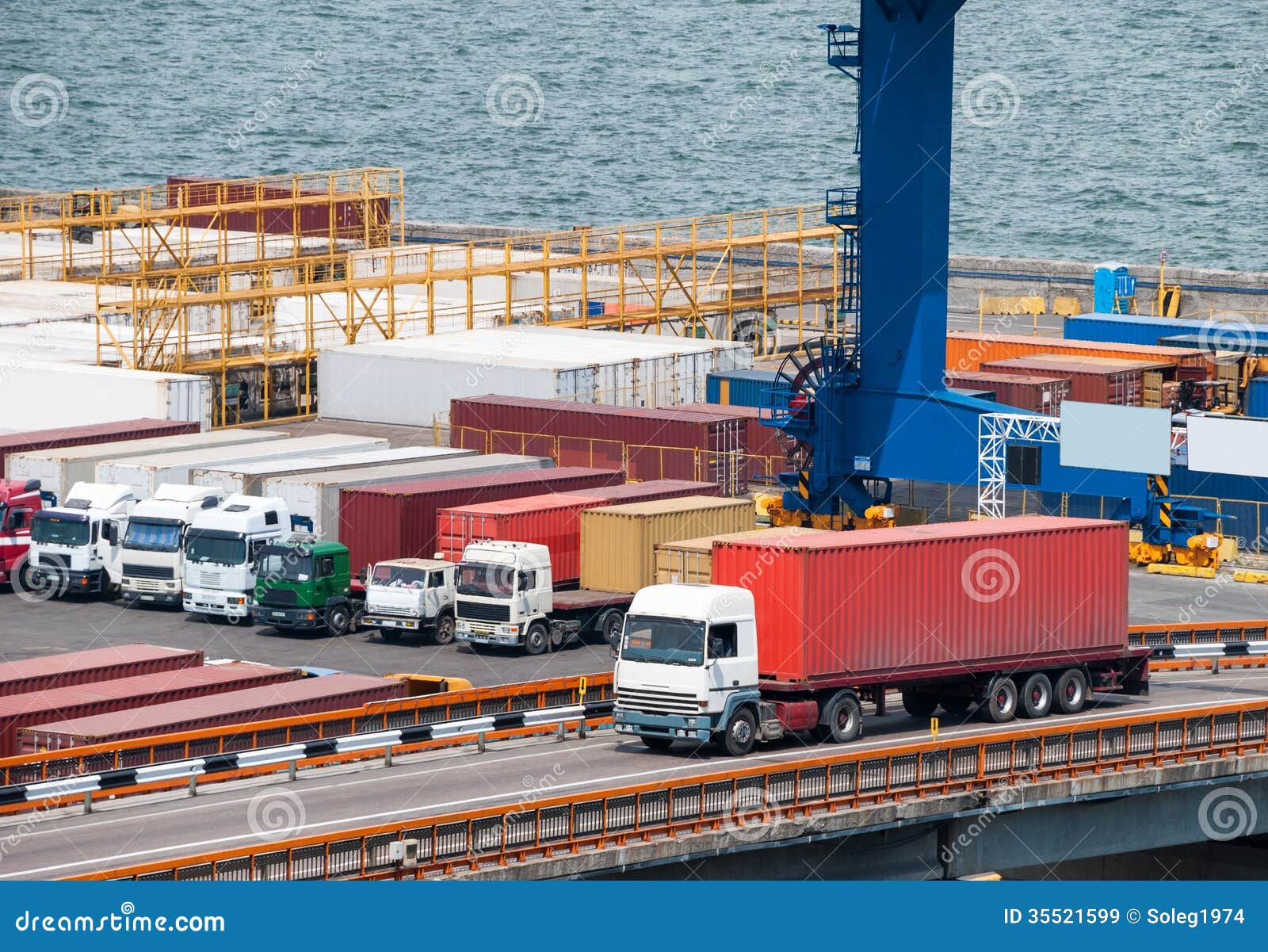 LKW-Container im Hafen stockbild. Bild von industriell - 35521599