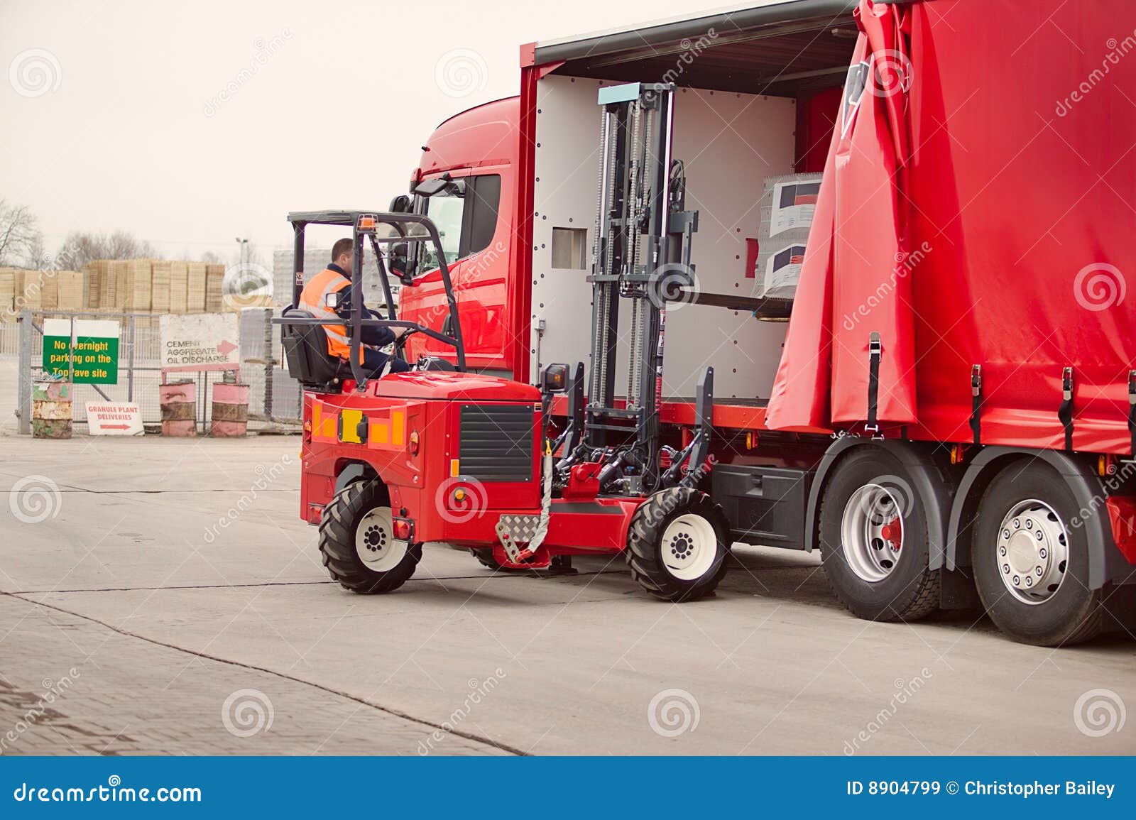 LKW Eingehangener Gabelstapler Stockbild - Bild von ziegelstein, fracht ...