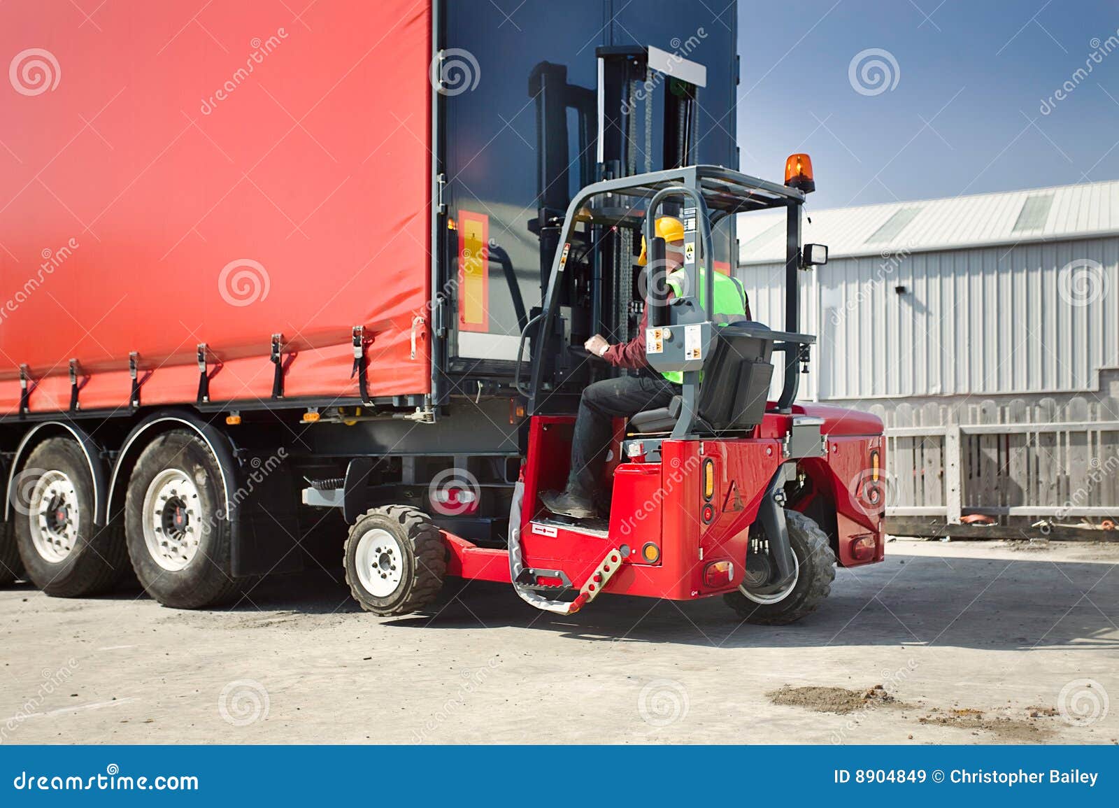 LKW Eingehangener Gabelstapler Stockbild - Bild von fracht, verkehr ...
