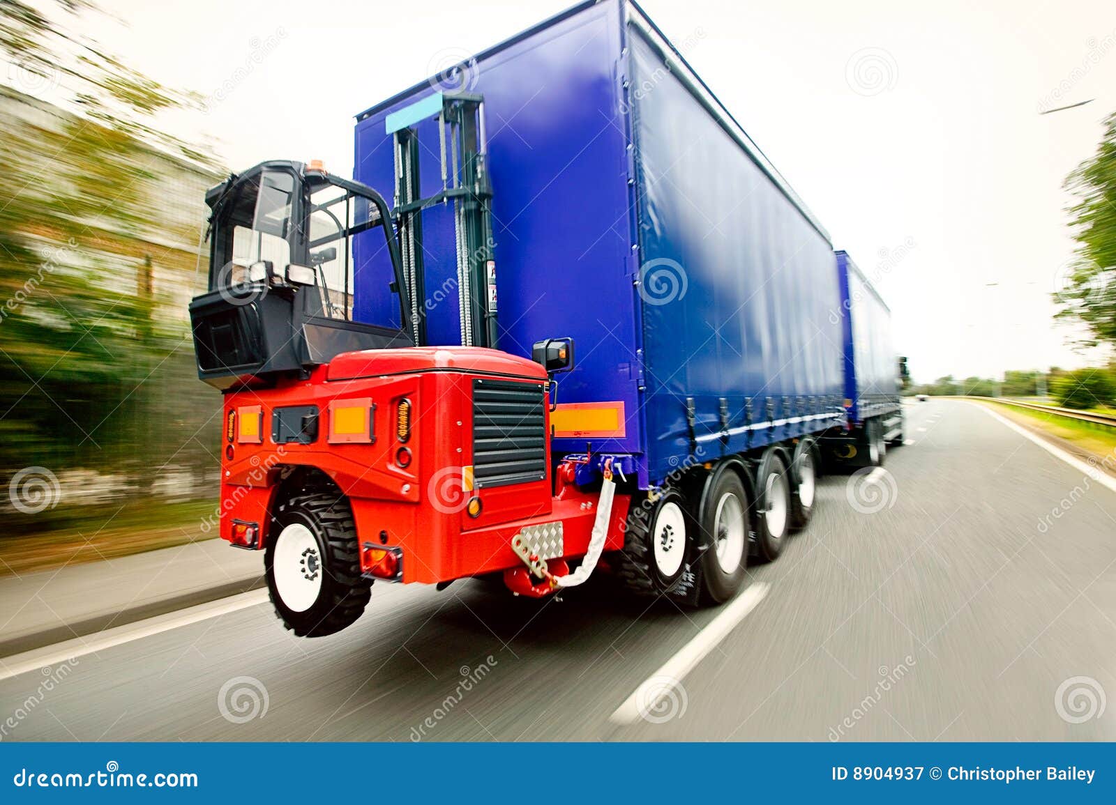 LKW hing Gabelstapler ein stockbild. Bild von verschiffen - 8904937