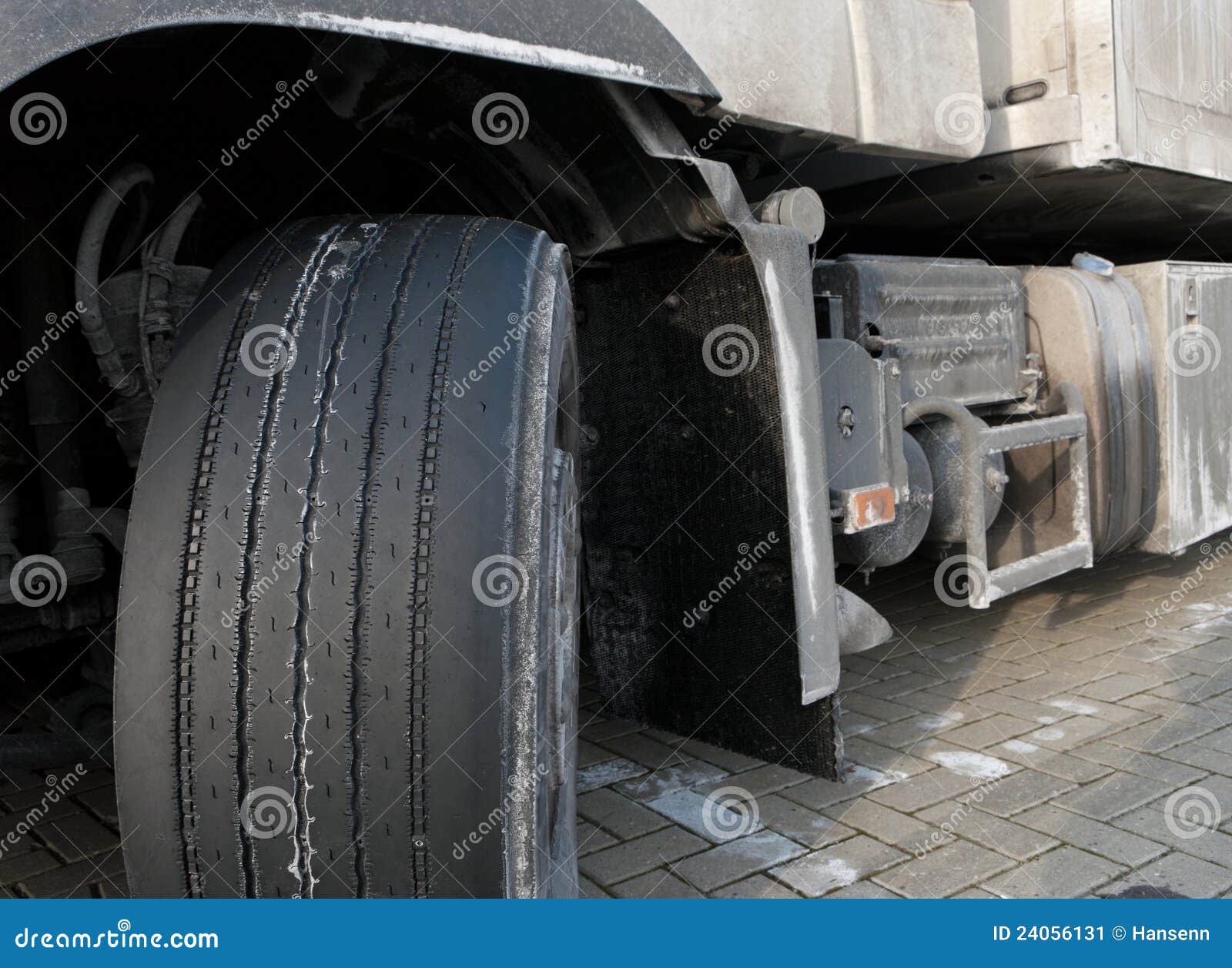 LKW-Rad stockbild. Bild von verkehr, nuten, reifen, radialstrahl - 24056131