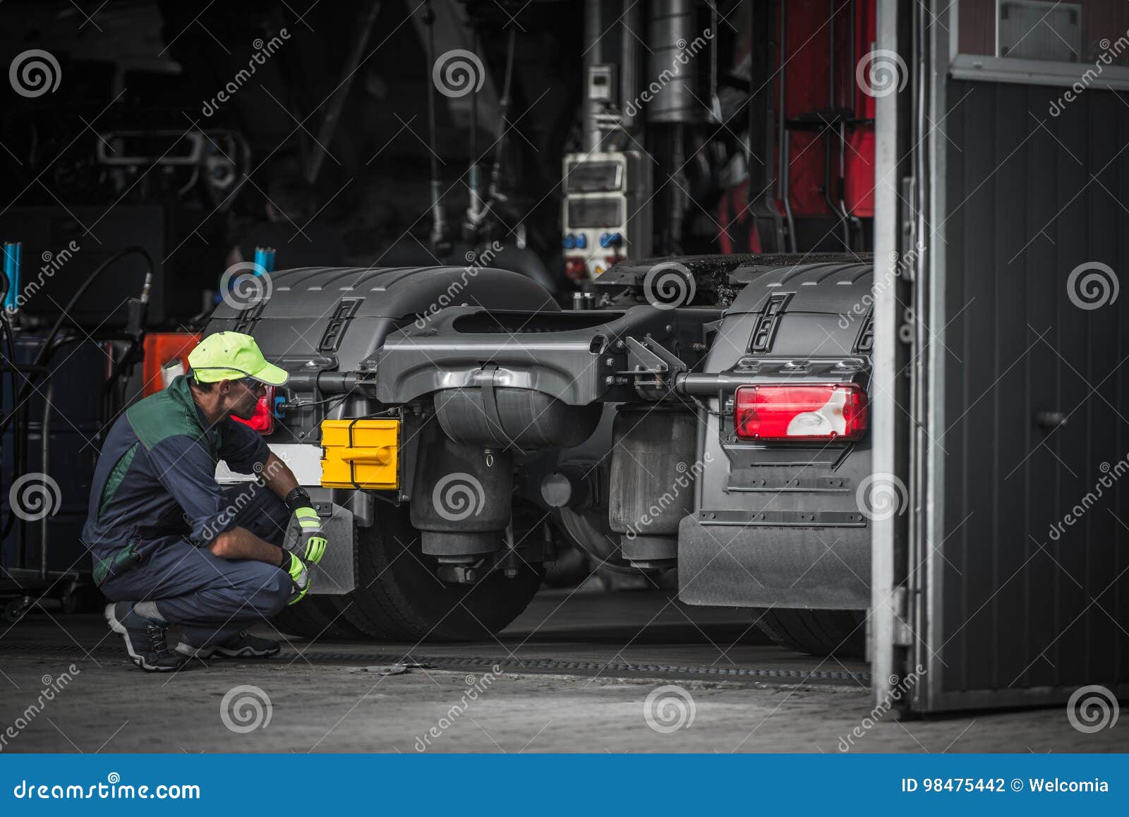 LKW-Service-Techniker Job stockfoto. Bild von mechanisch - 98475442