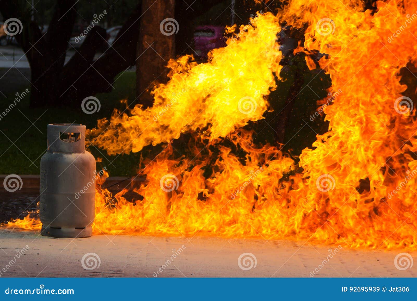 Llama Y Explosivo Del Gas Del Gas Imagen de archivo - Imagen de ...