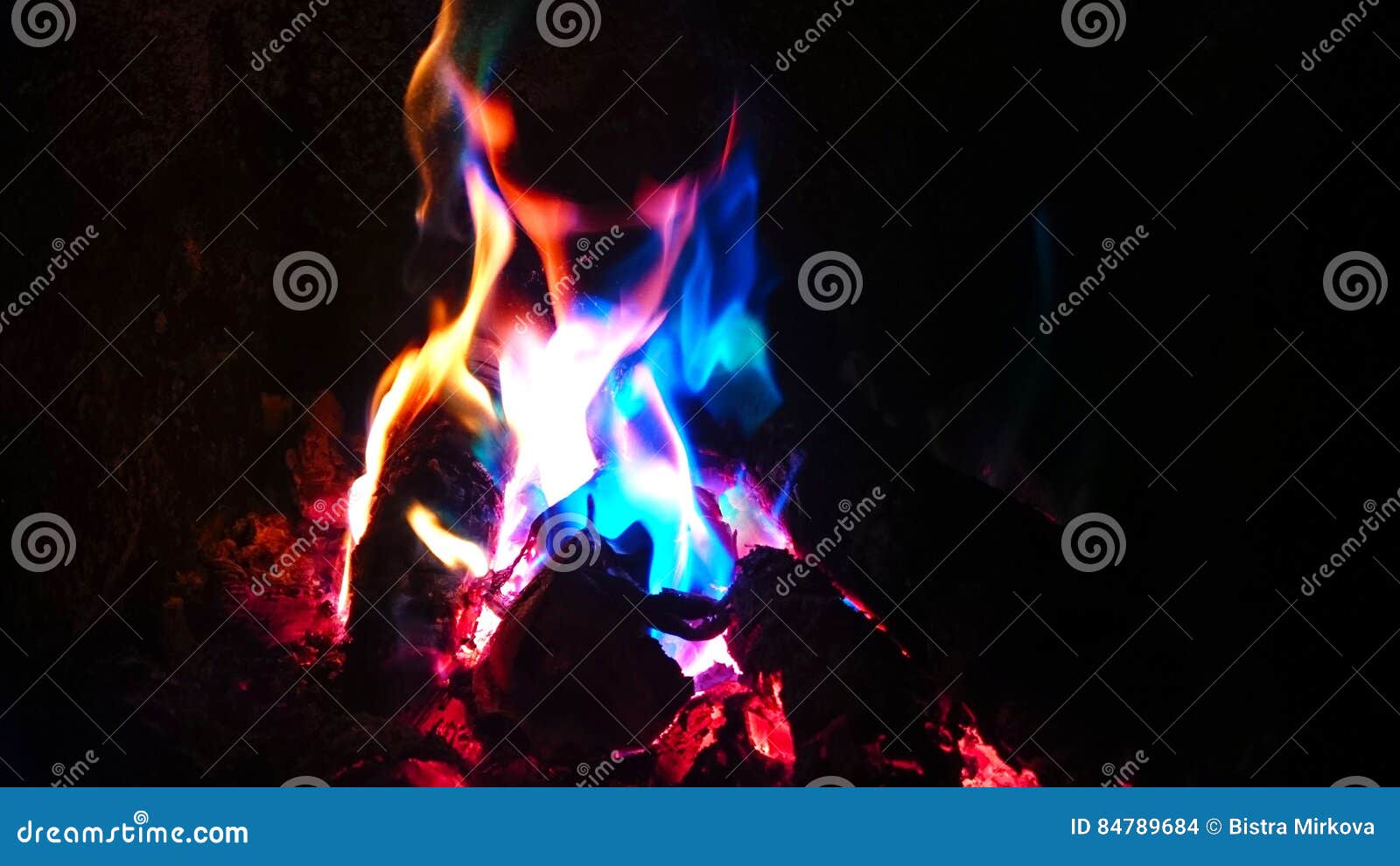 Llamas azules foto de archivo. Imagen de hermoso, adentro - 84789684