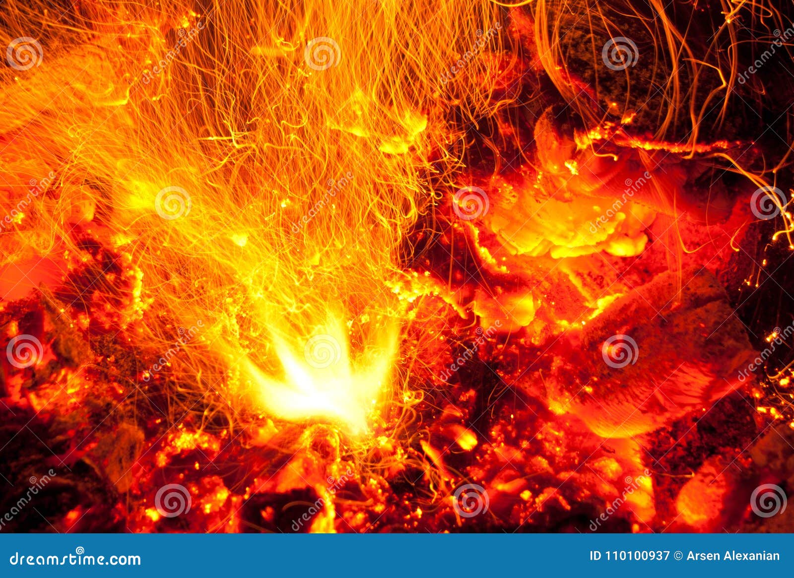 Llamas Del Fuego Con Las Chispas Imagen de archivo - Imagen de caliente ...