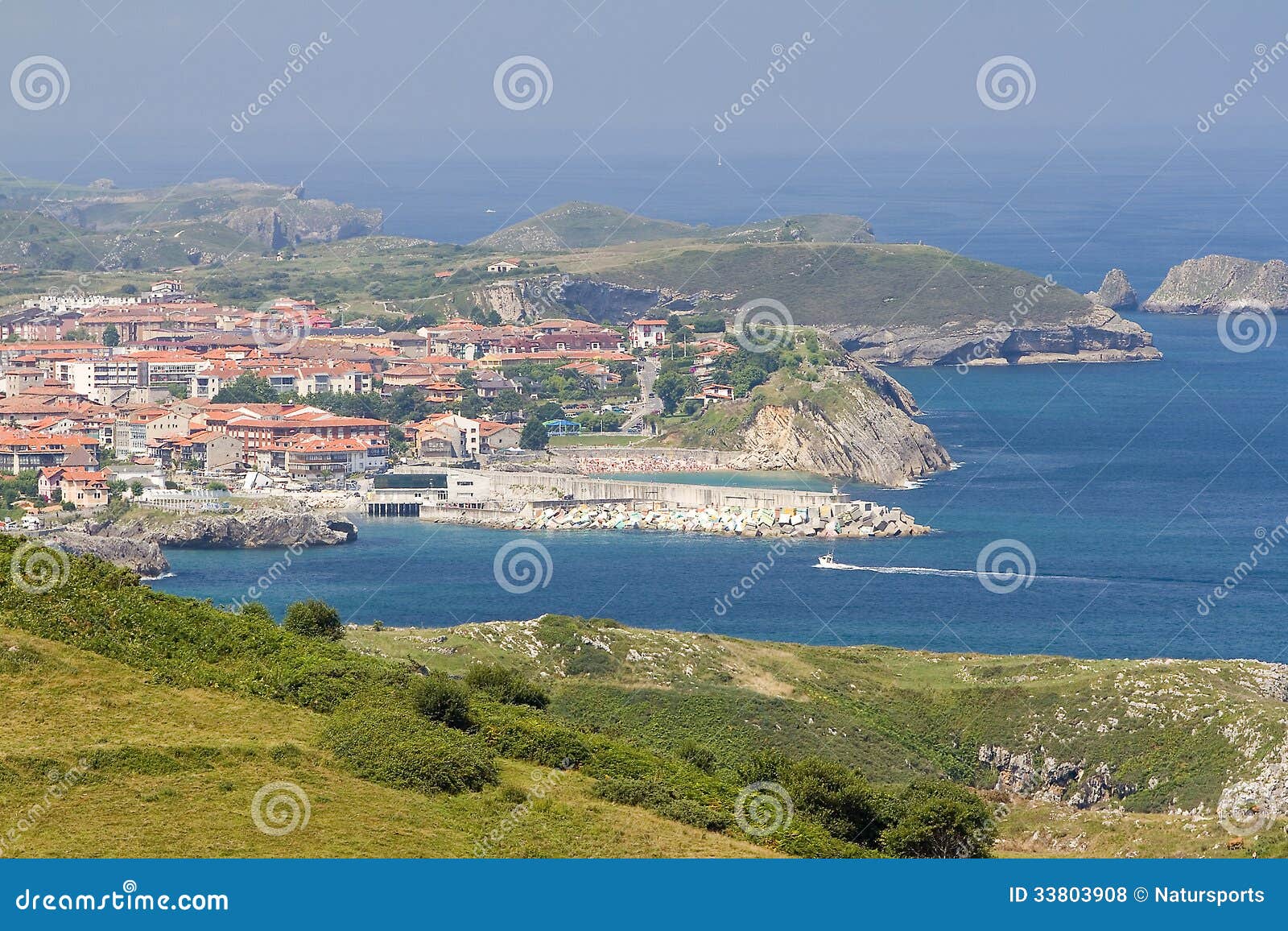 Llanes, Espanha foto de stock. Imagem de espanha, bonito - 33803908